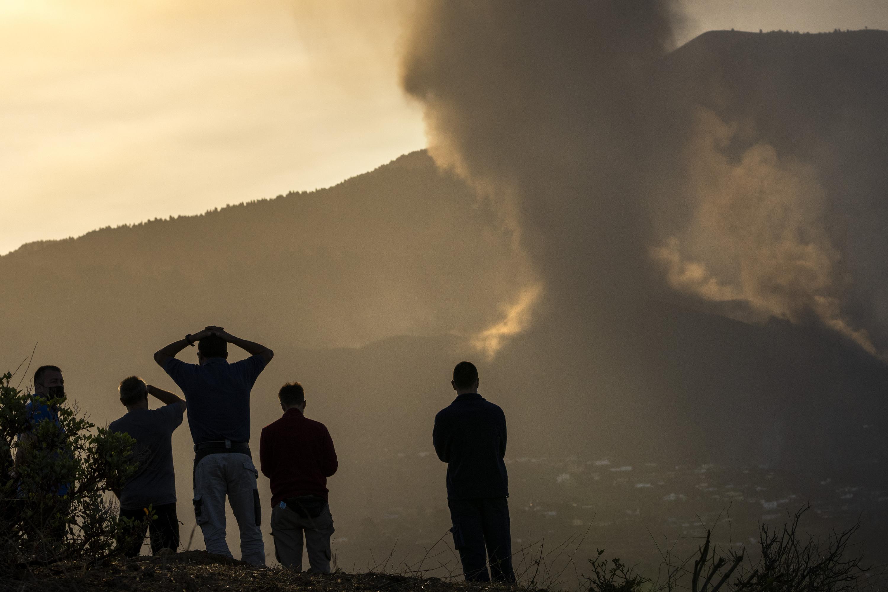 Spanish volcano still packs a punch 5 days after eruption | AP News