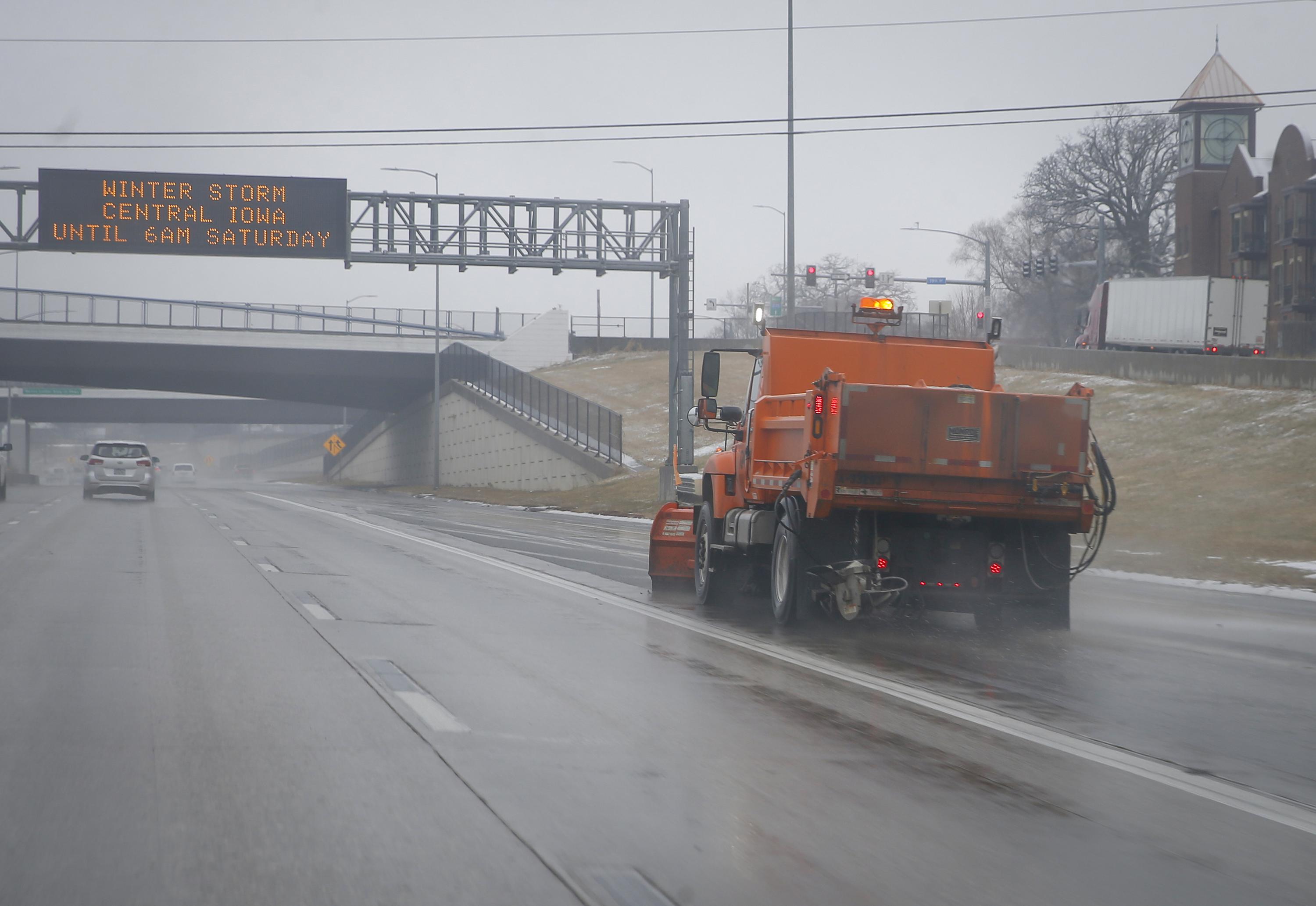 Heavy snow in Midwest slows travel, closes scores of schools | AP News