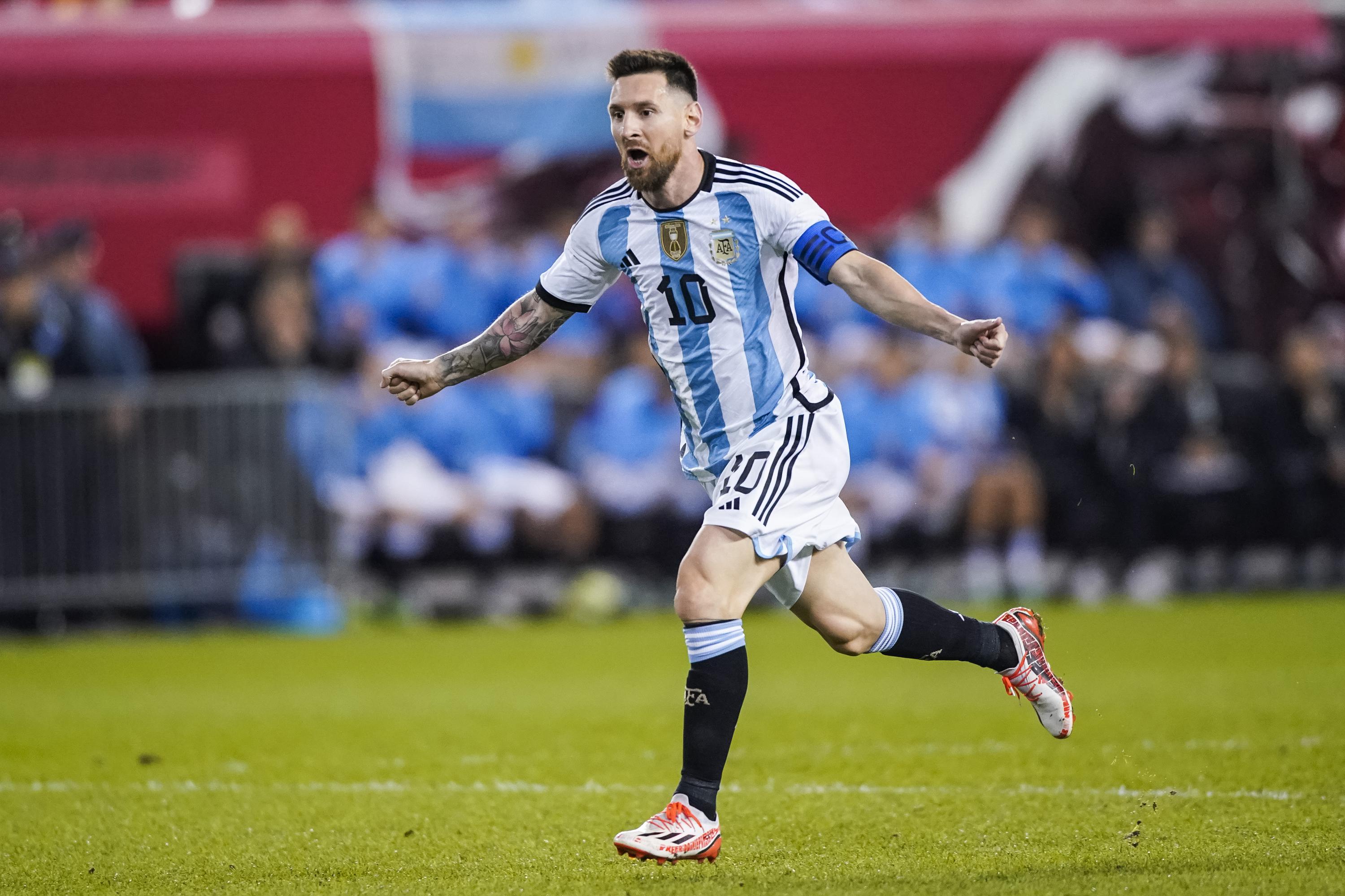 Argentina, con Messi y más defensores que delanteros a Qatar | AP News