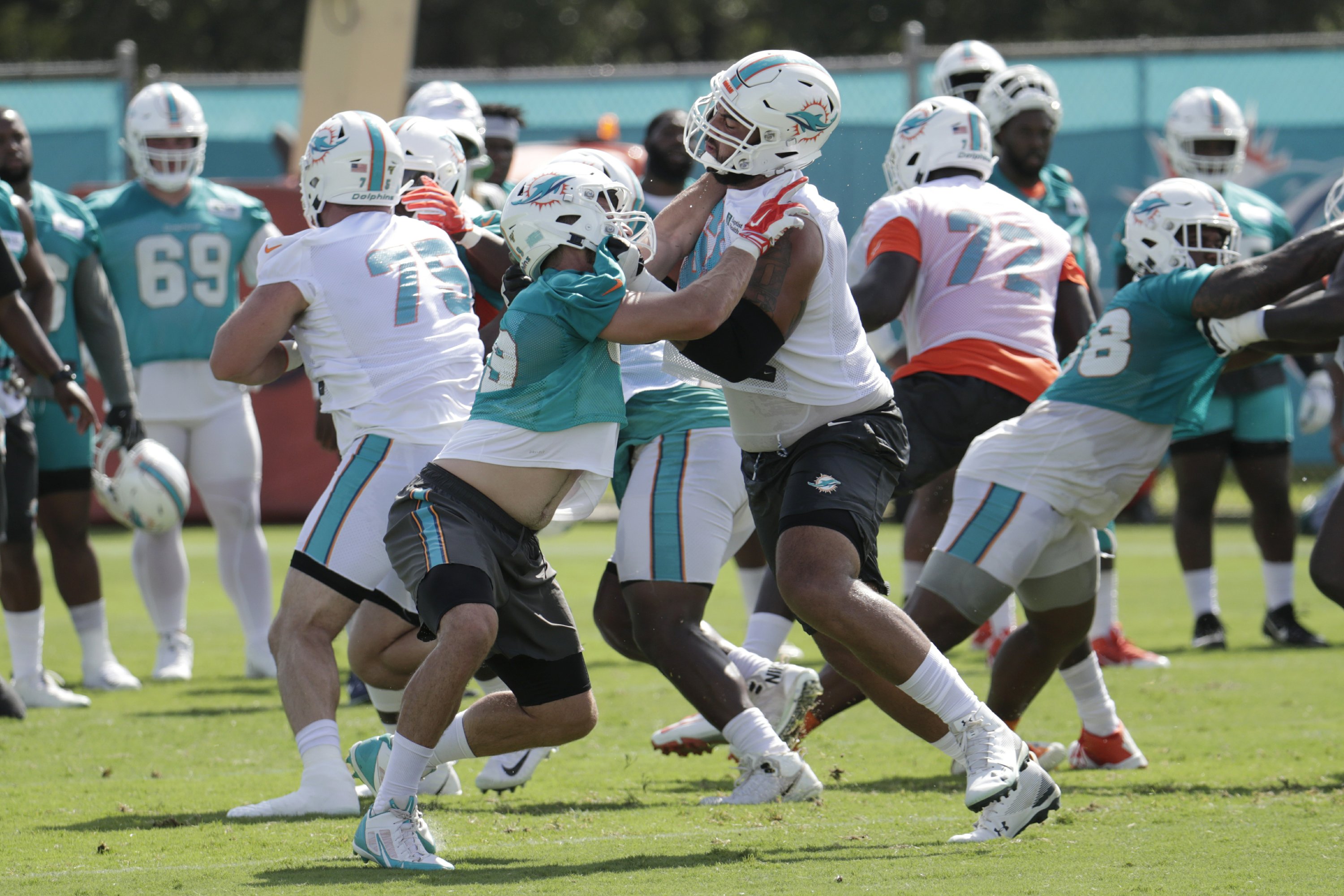 Dolphins despiden al coach de línea ofensiva Pat Flaherty | AP News