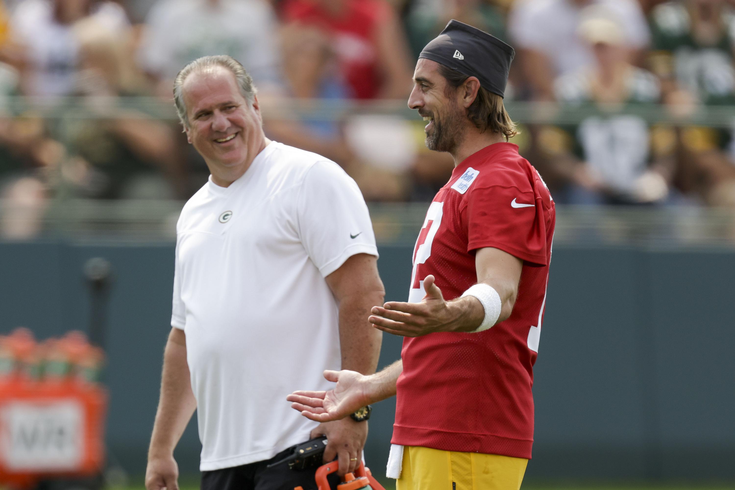 Rodgers entrena con Packers; su futuro sigue incierto | AP News