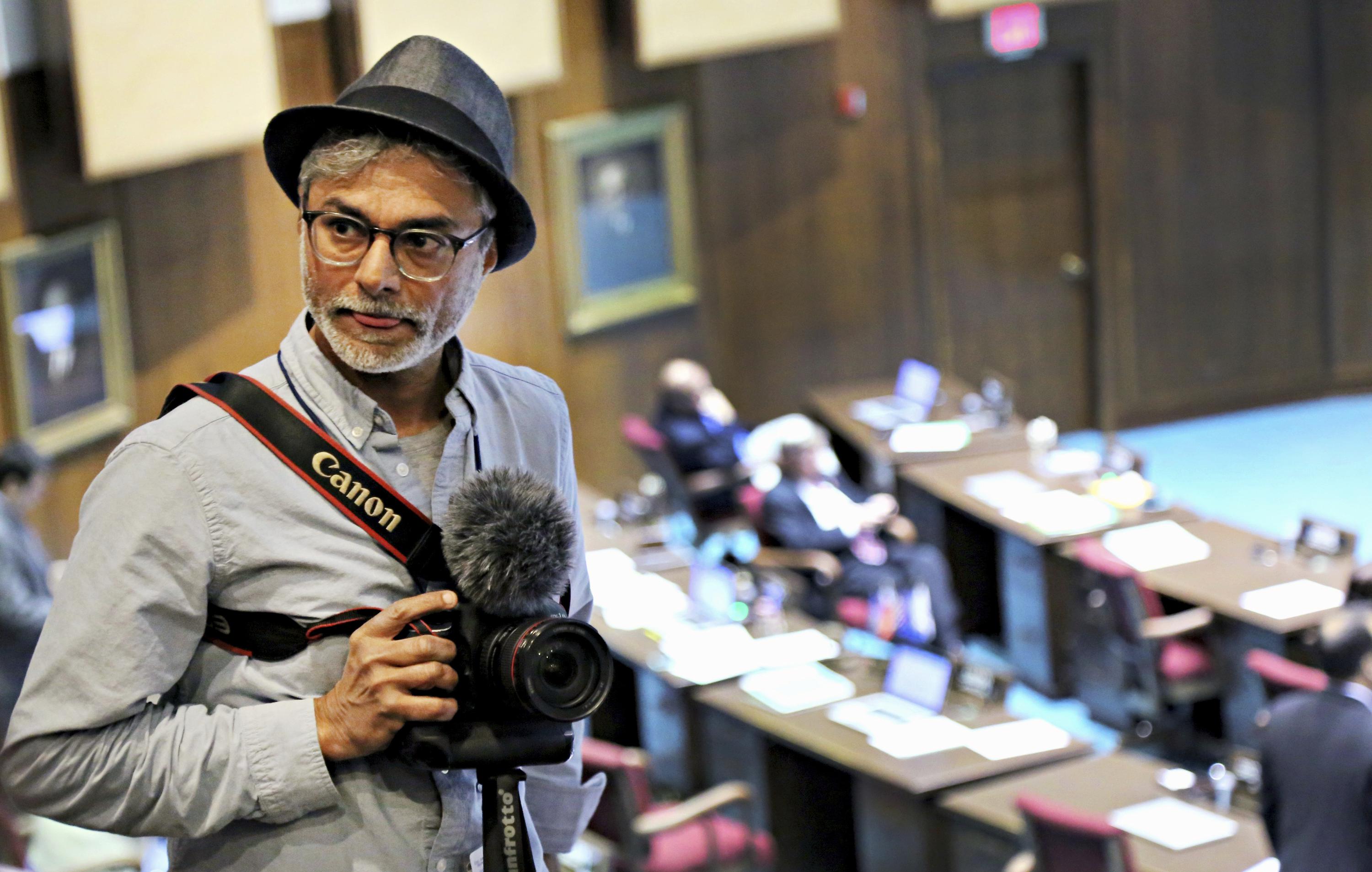 Pulitzer Prize-winning Arizona photojournalist dies at 57 | AP News