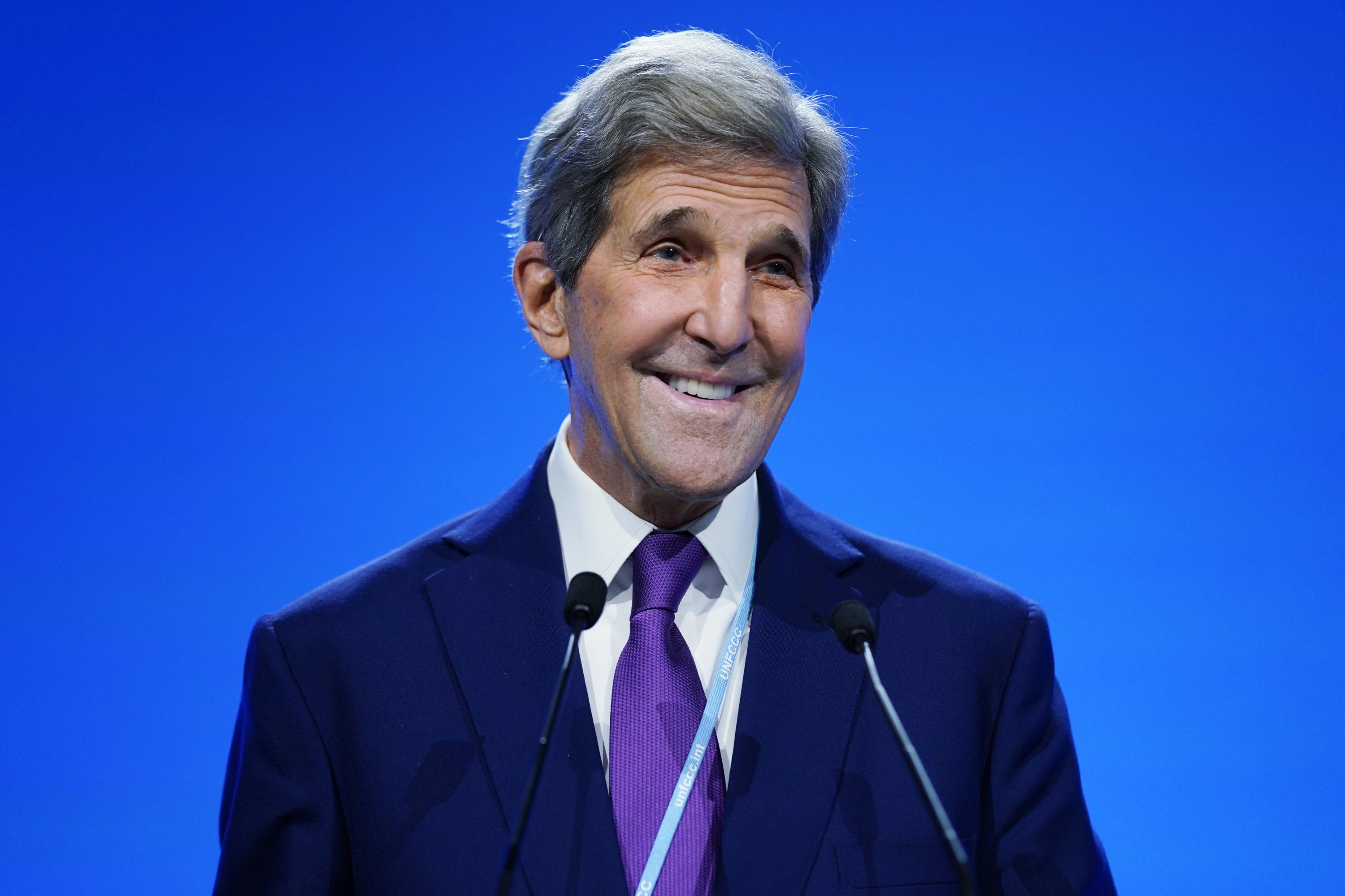 Kerry, con humor, reemplaza brevemente a Biden en la COP26 | AP News