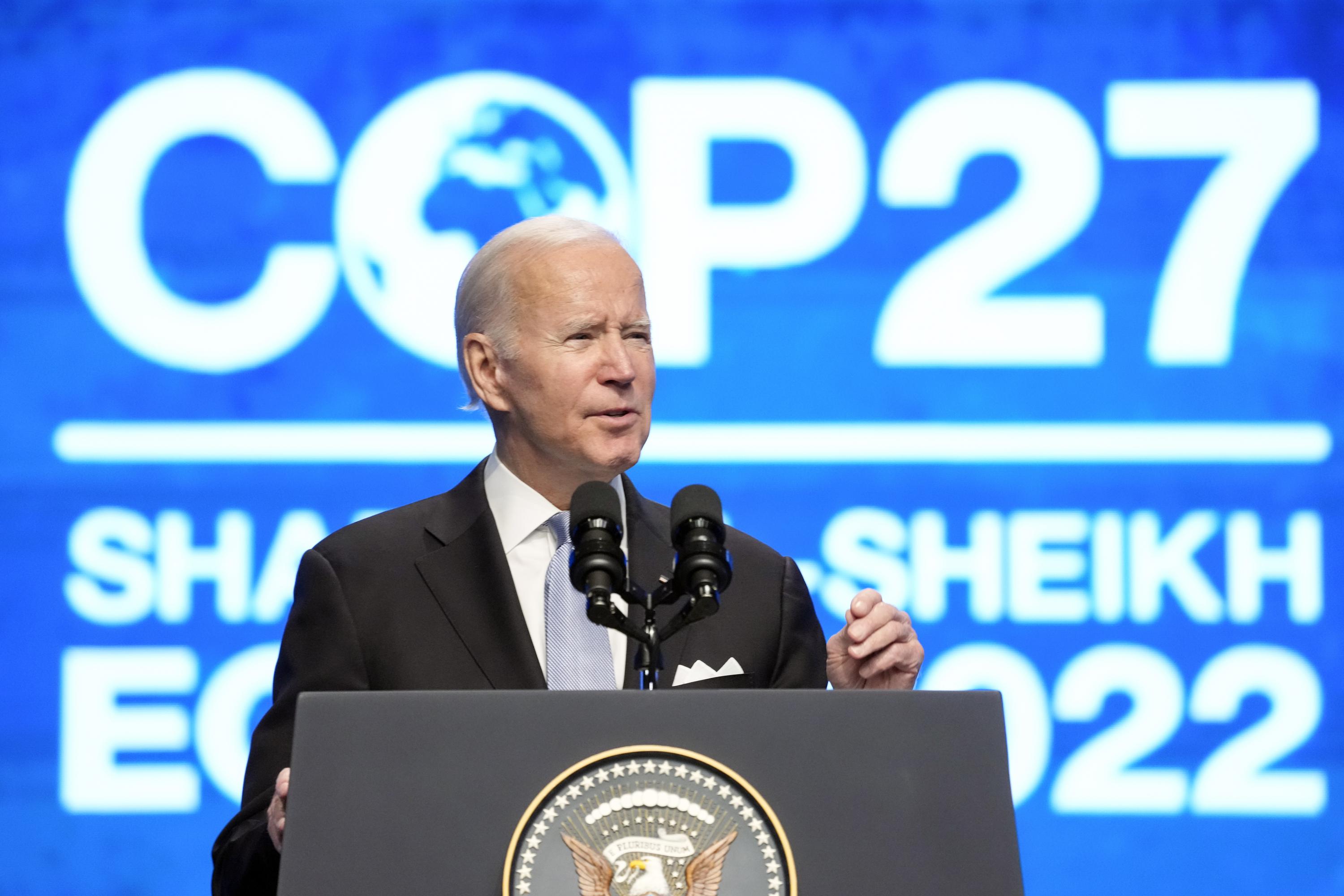 Biden llama a redoblar esfuerzos contra cambio climático | AP News
