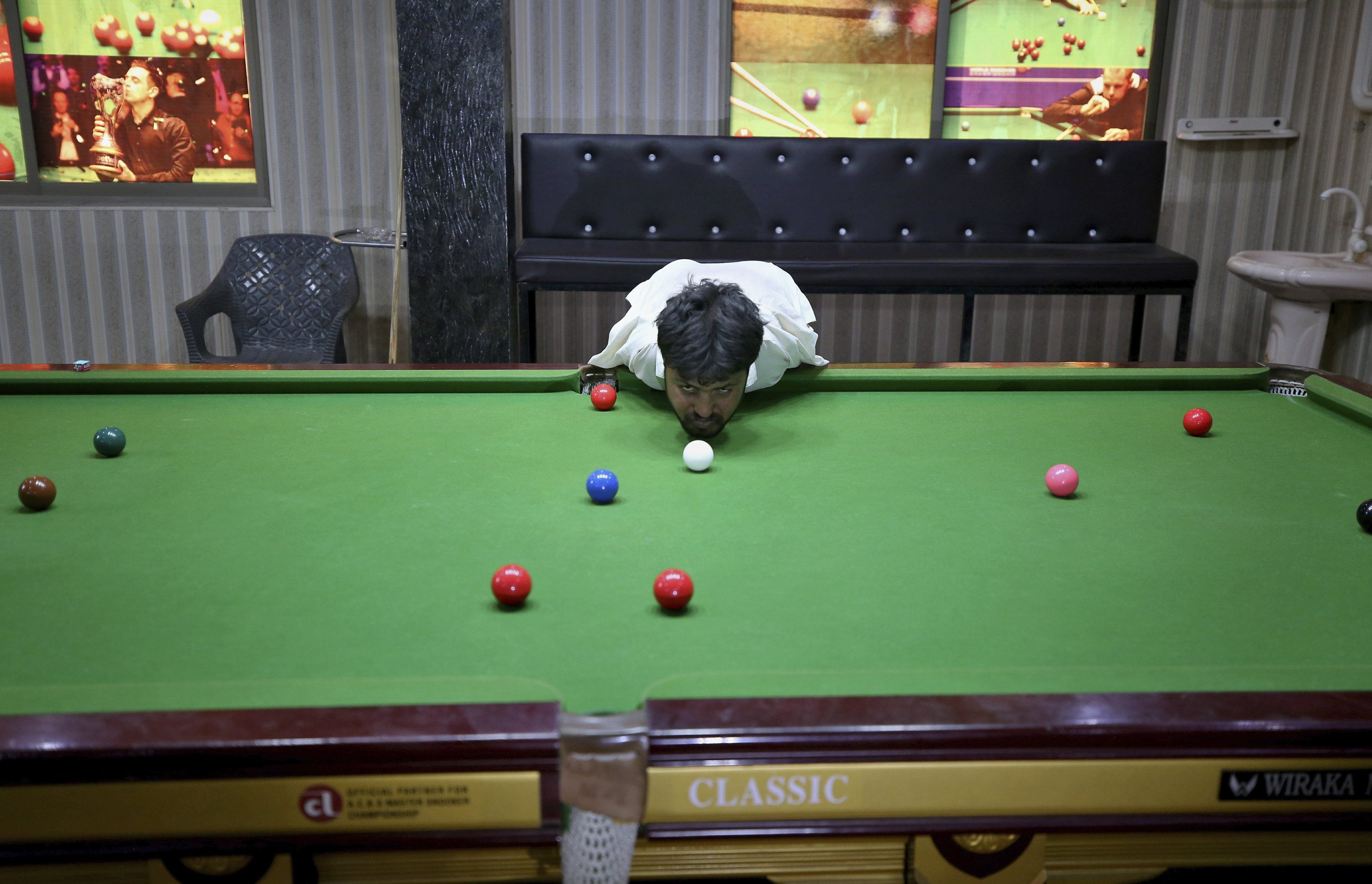 No arms, no issue for Pakistan snooker player Mohammad Ikram