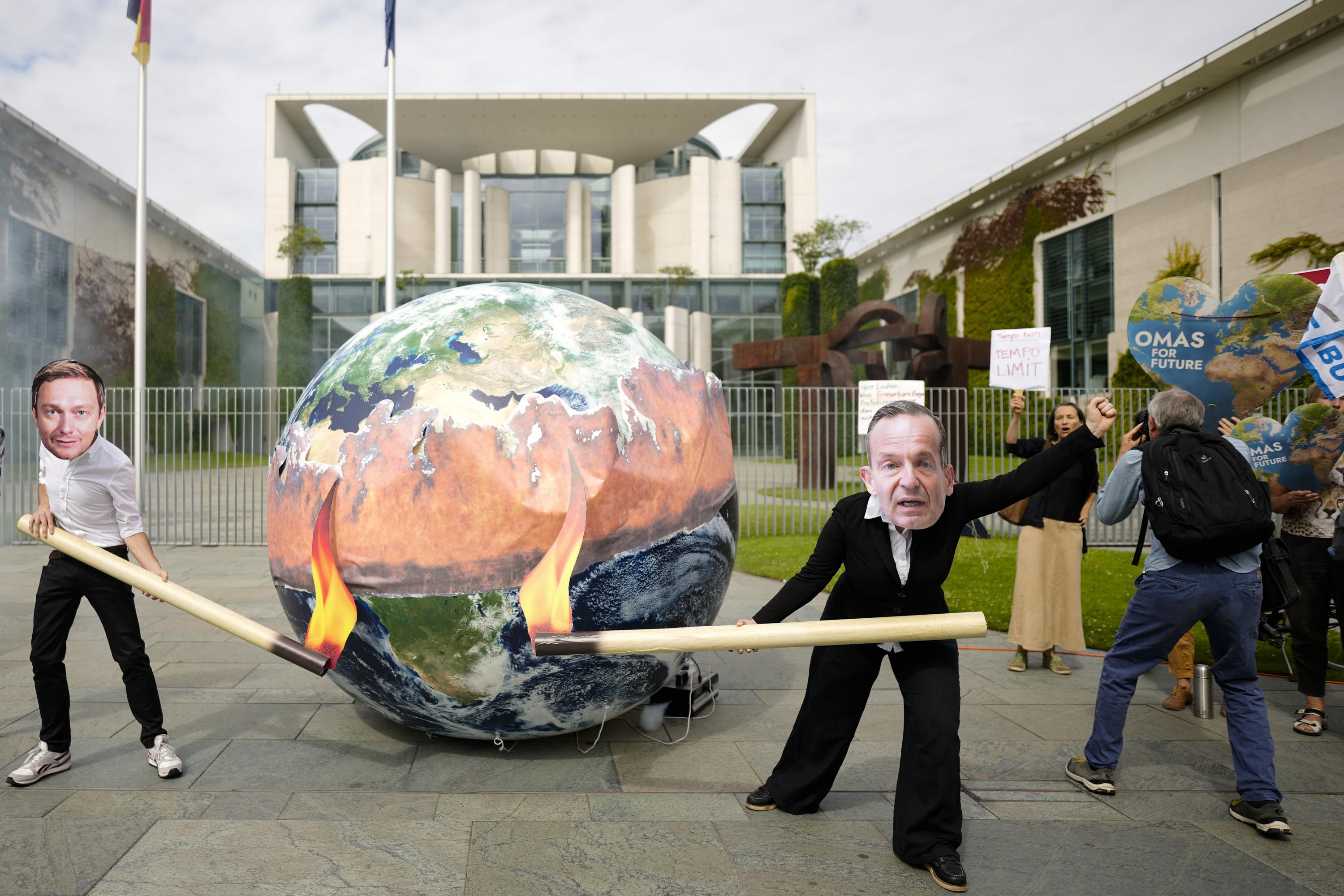 Germany's climate plan: More bike lanes, no car speed limit | AP News