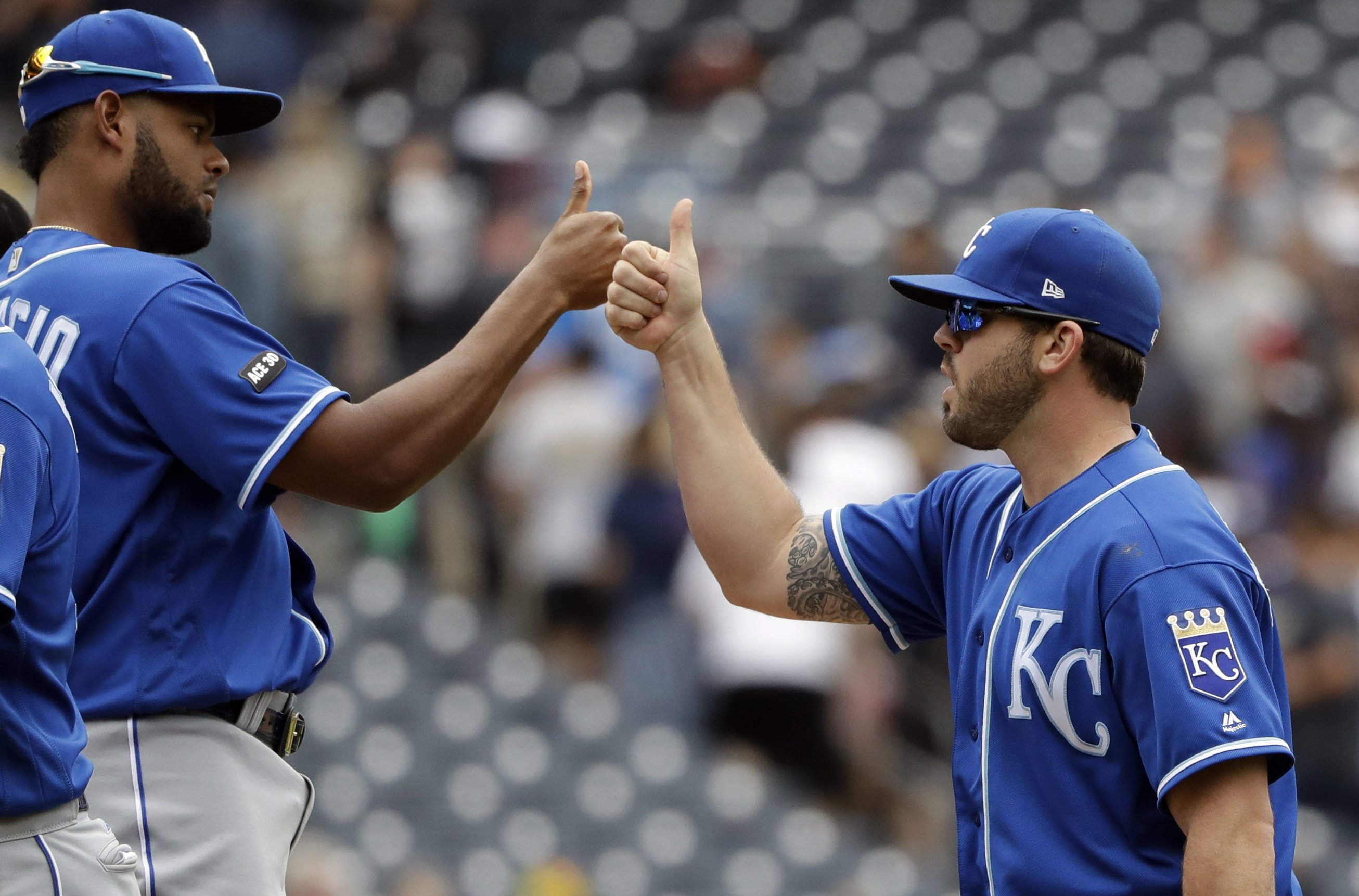 Jonrones de Moustakas dan victoria a Reales ante Padres | AP News