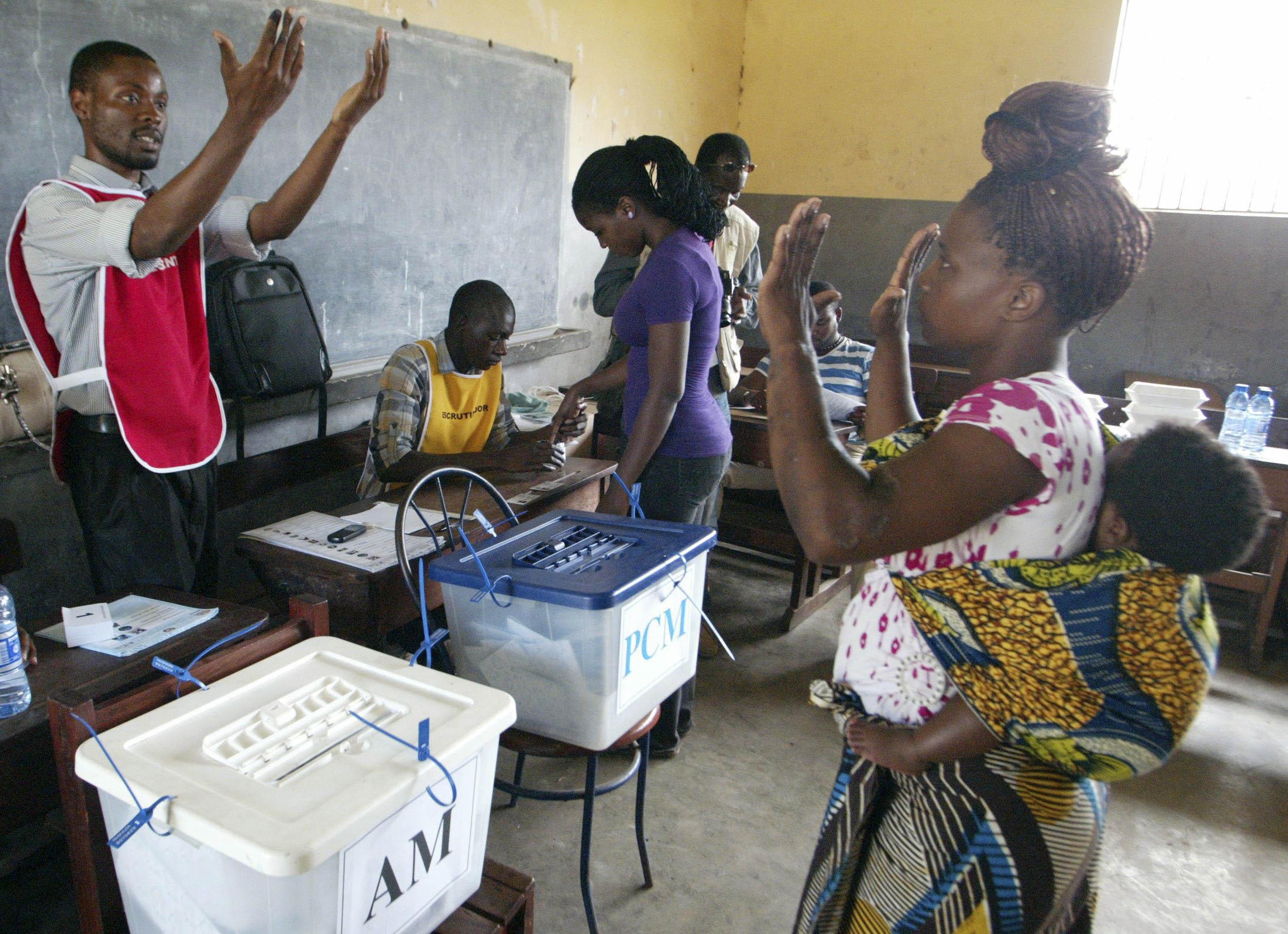 Mozambique: ruling party leading in elections | AP News