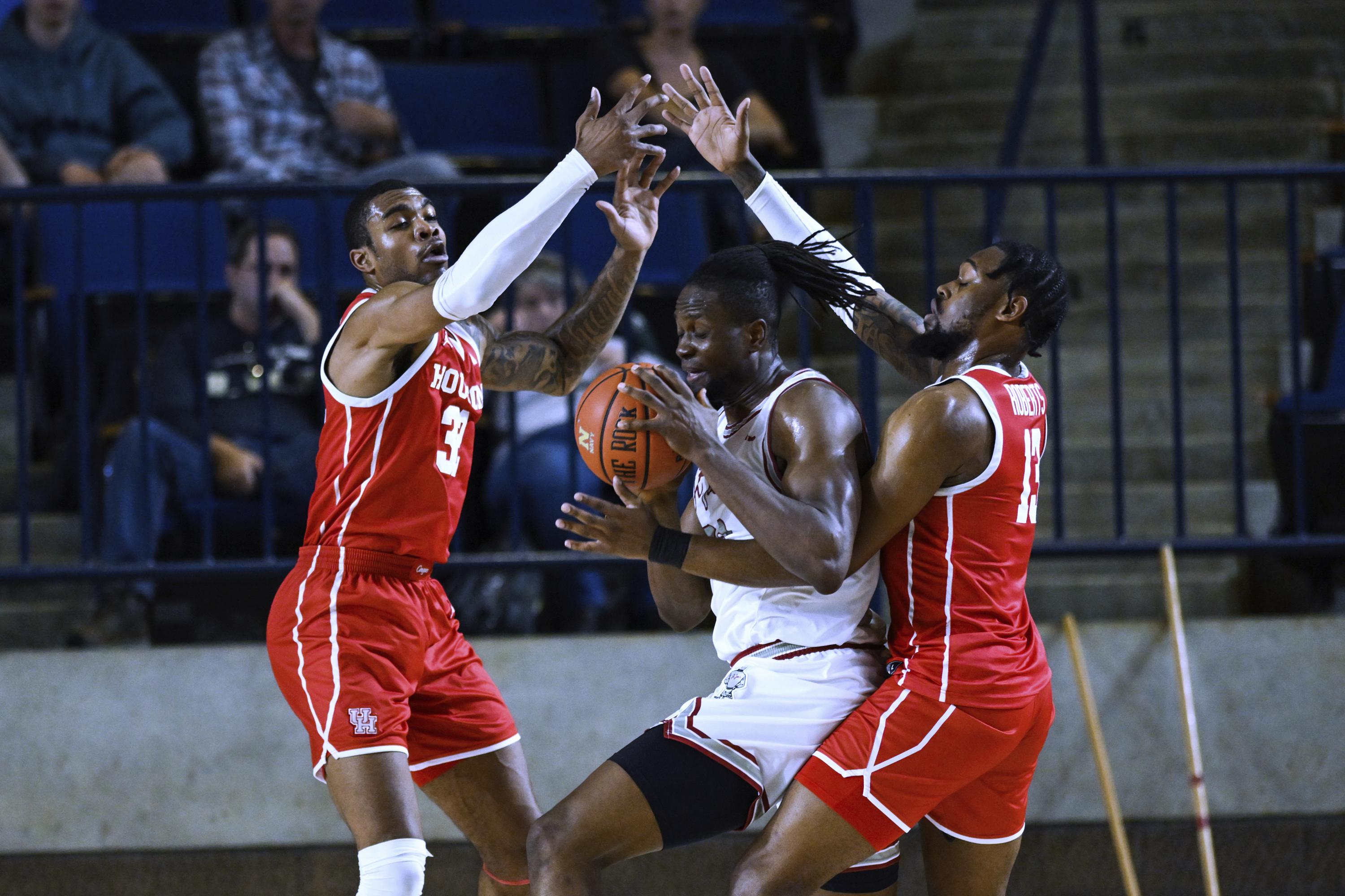 No. 3 Houston overcomes slick floor, beats Saint Joe's 81-55 | AP News