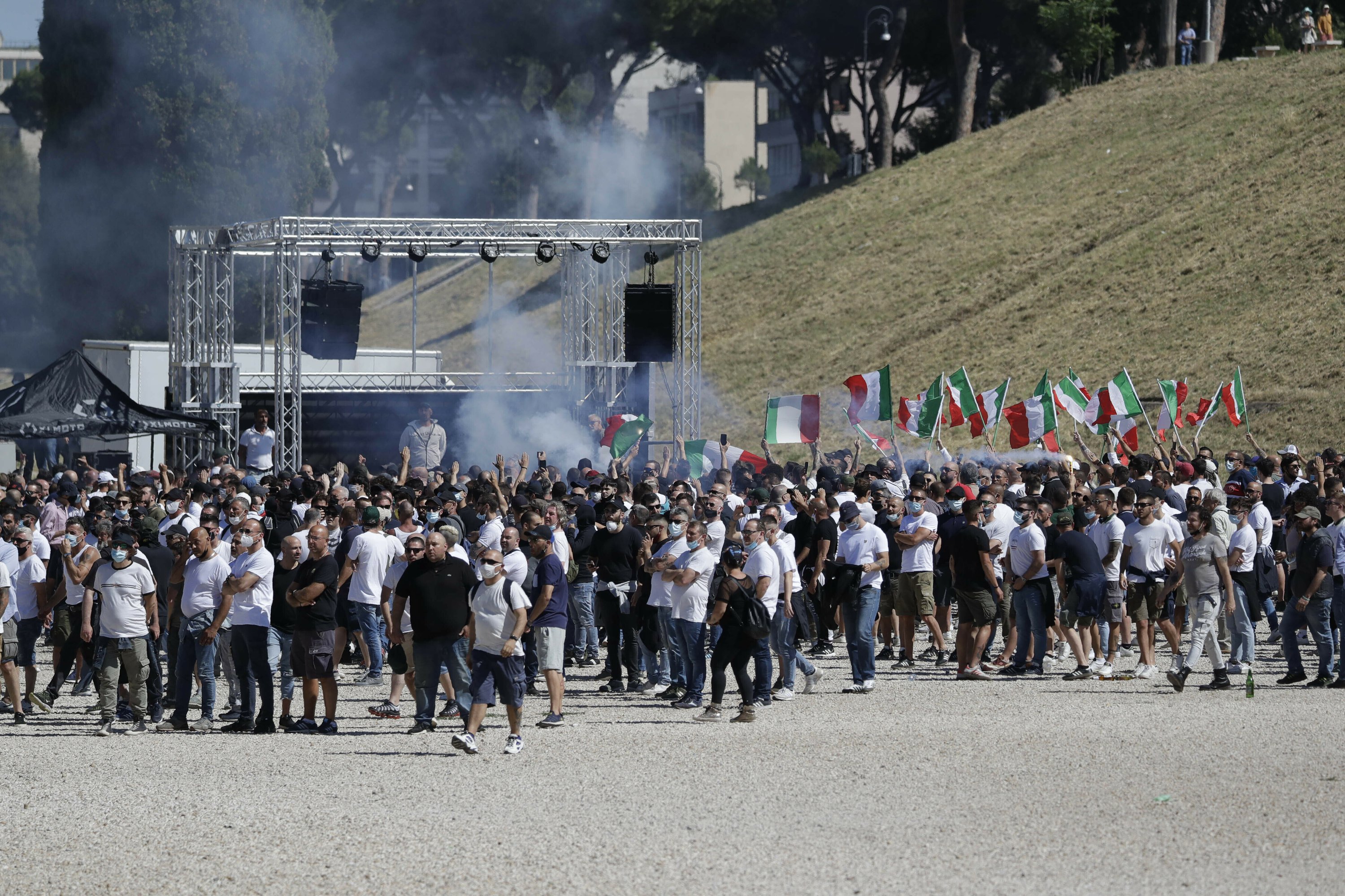 Italy far-right clash briefly with cops during day of demos | AP News