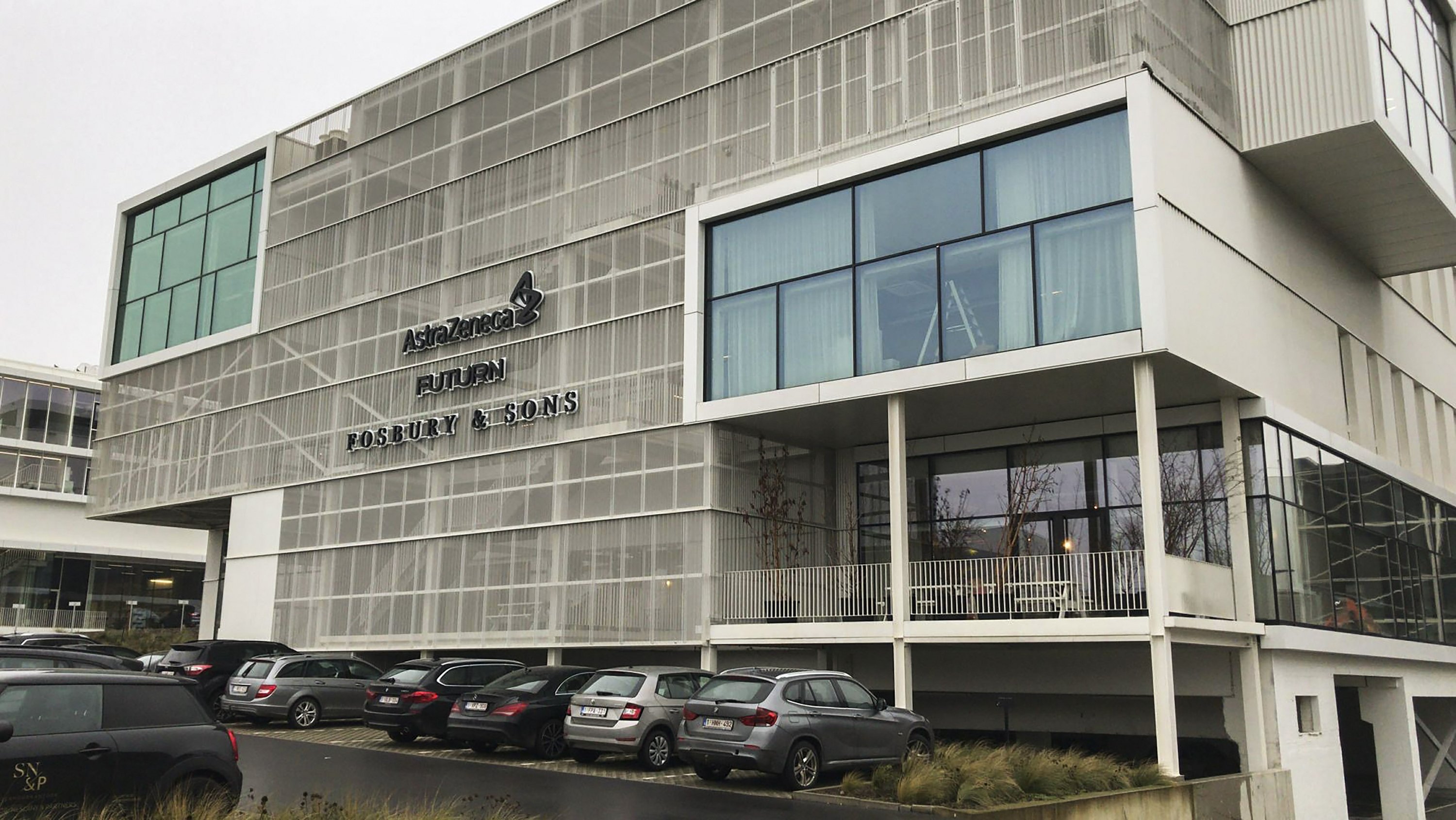 Revisan planta de vacunas en plena disputa UE-AstraZeneca | AP News