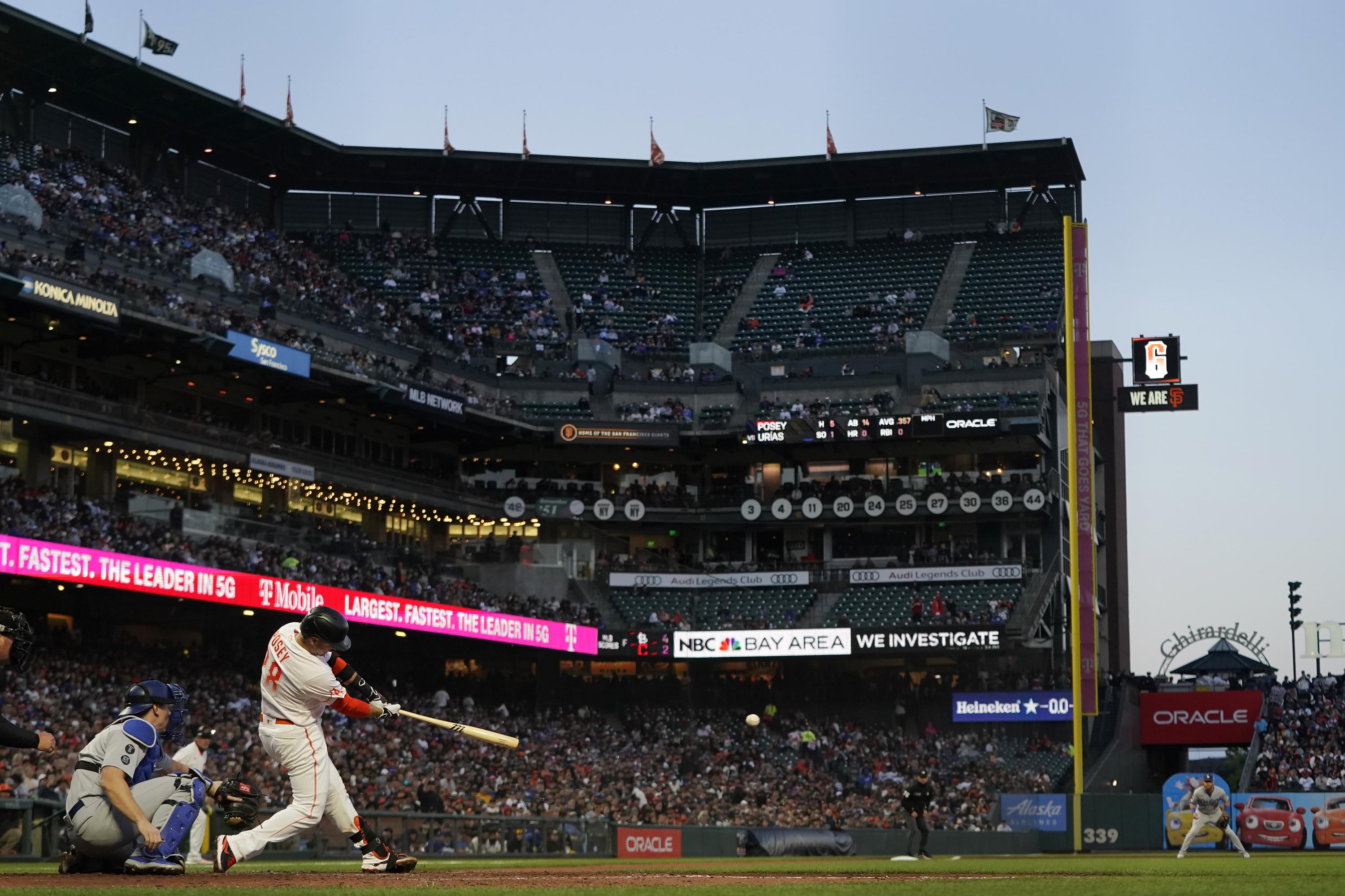 Bellinger's blunder in 8th helps Giants top Dodgers 2-1