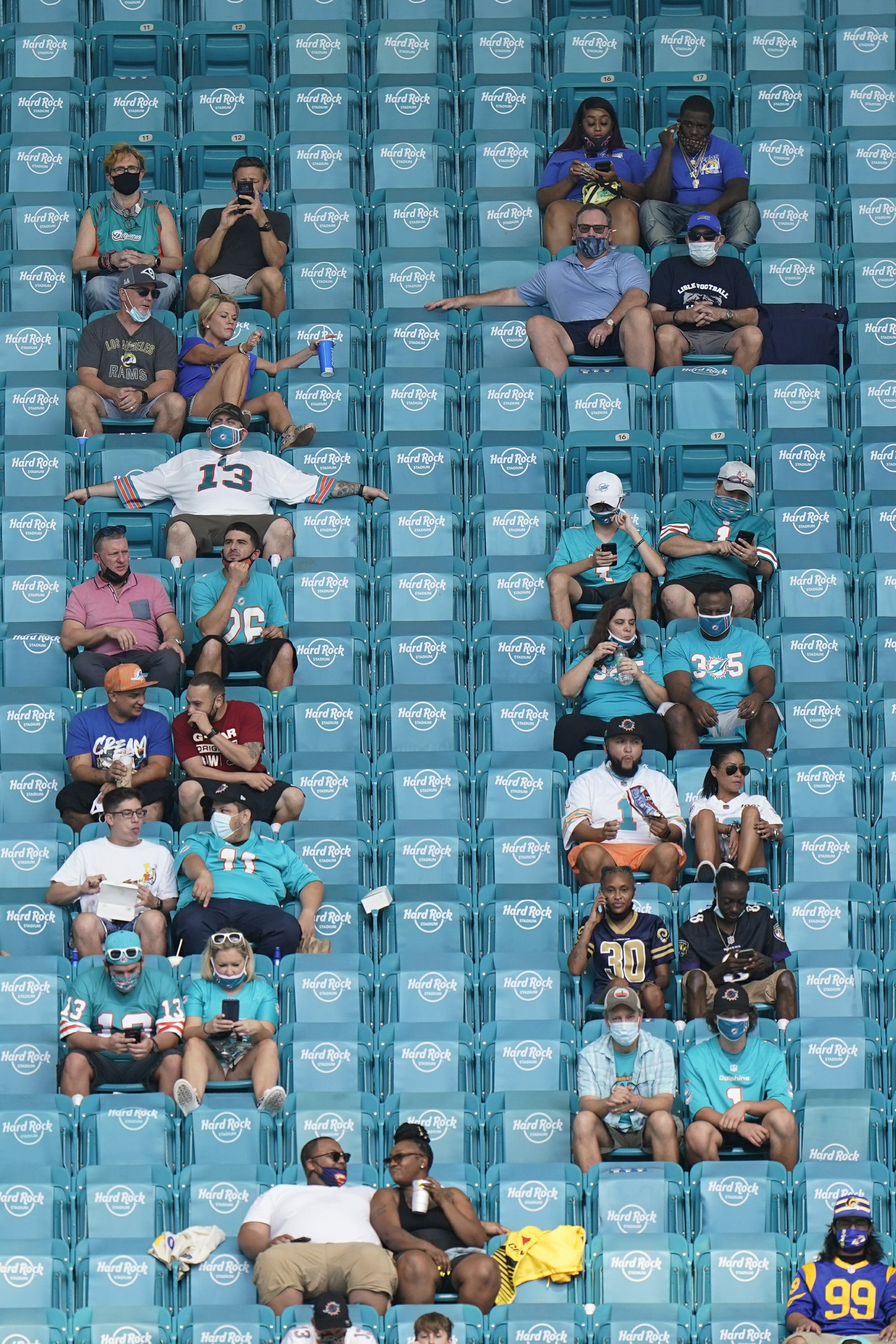 Big plays help Dolphins beat Rams 28-17 in Tua's 1st start | AP News