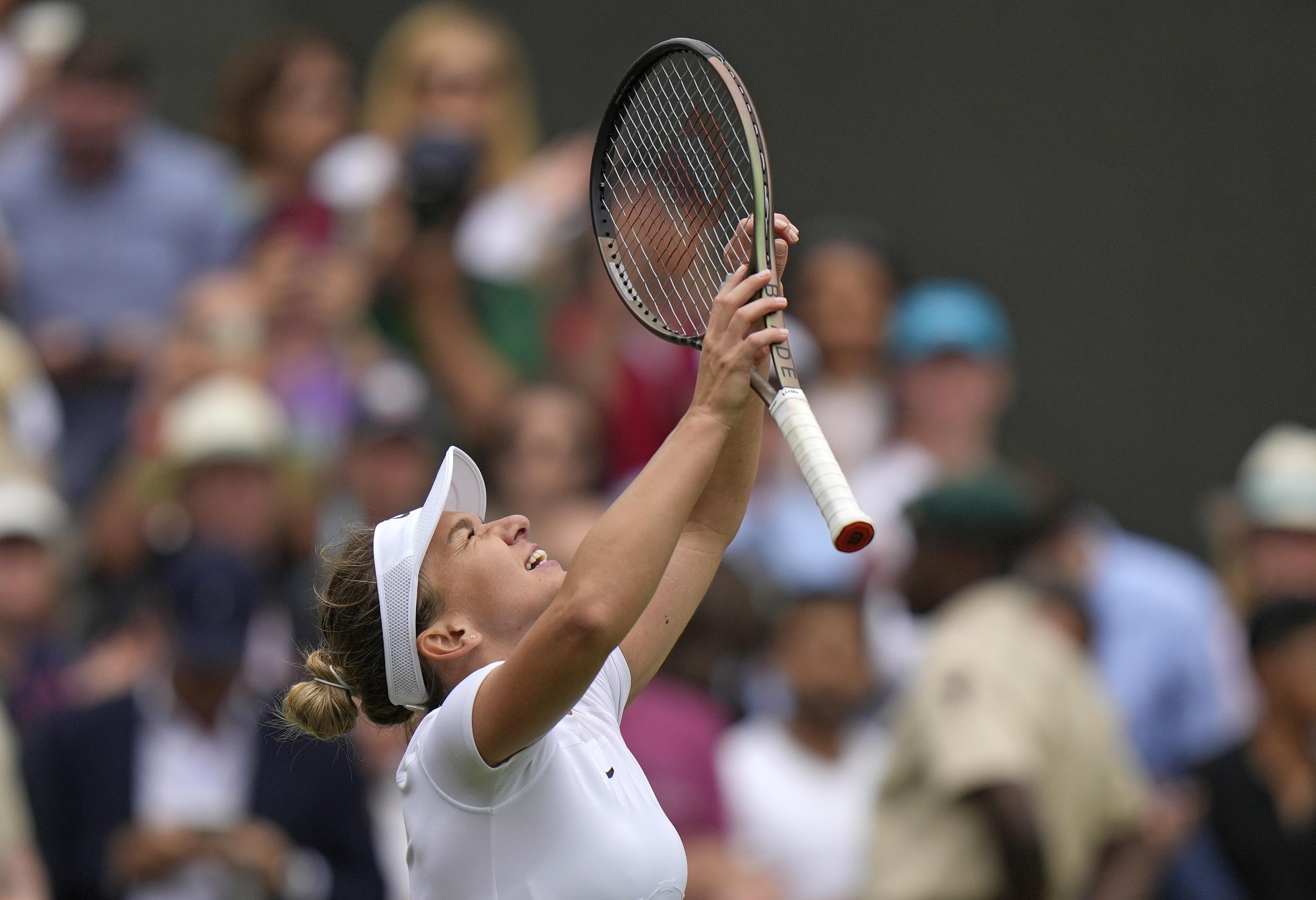 Halep impone su potencia y regresa a las semis de Wimbledon | AP News