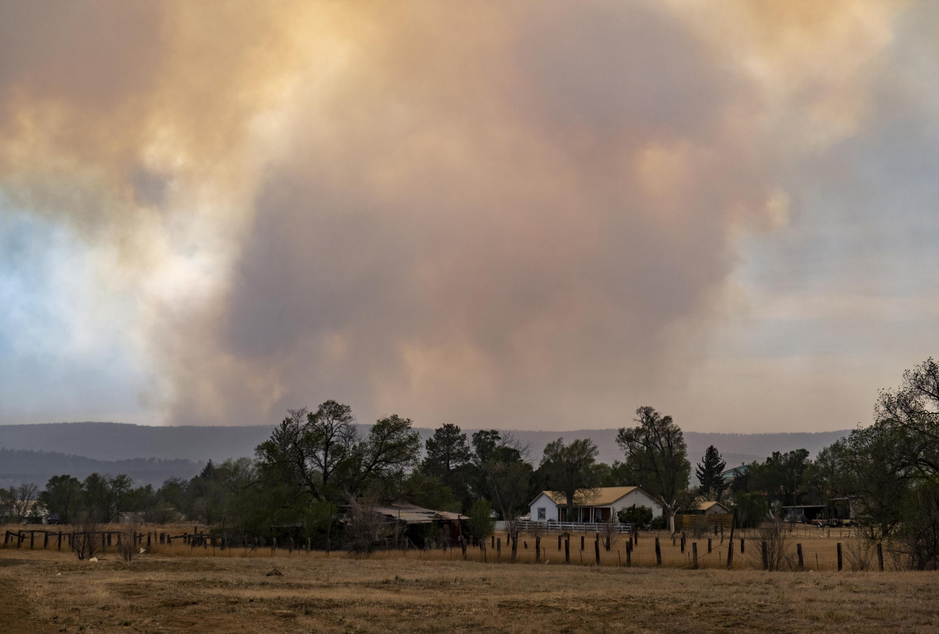 Crews in New Mexico, Arizona scramble to corral wildfires | AP News