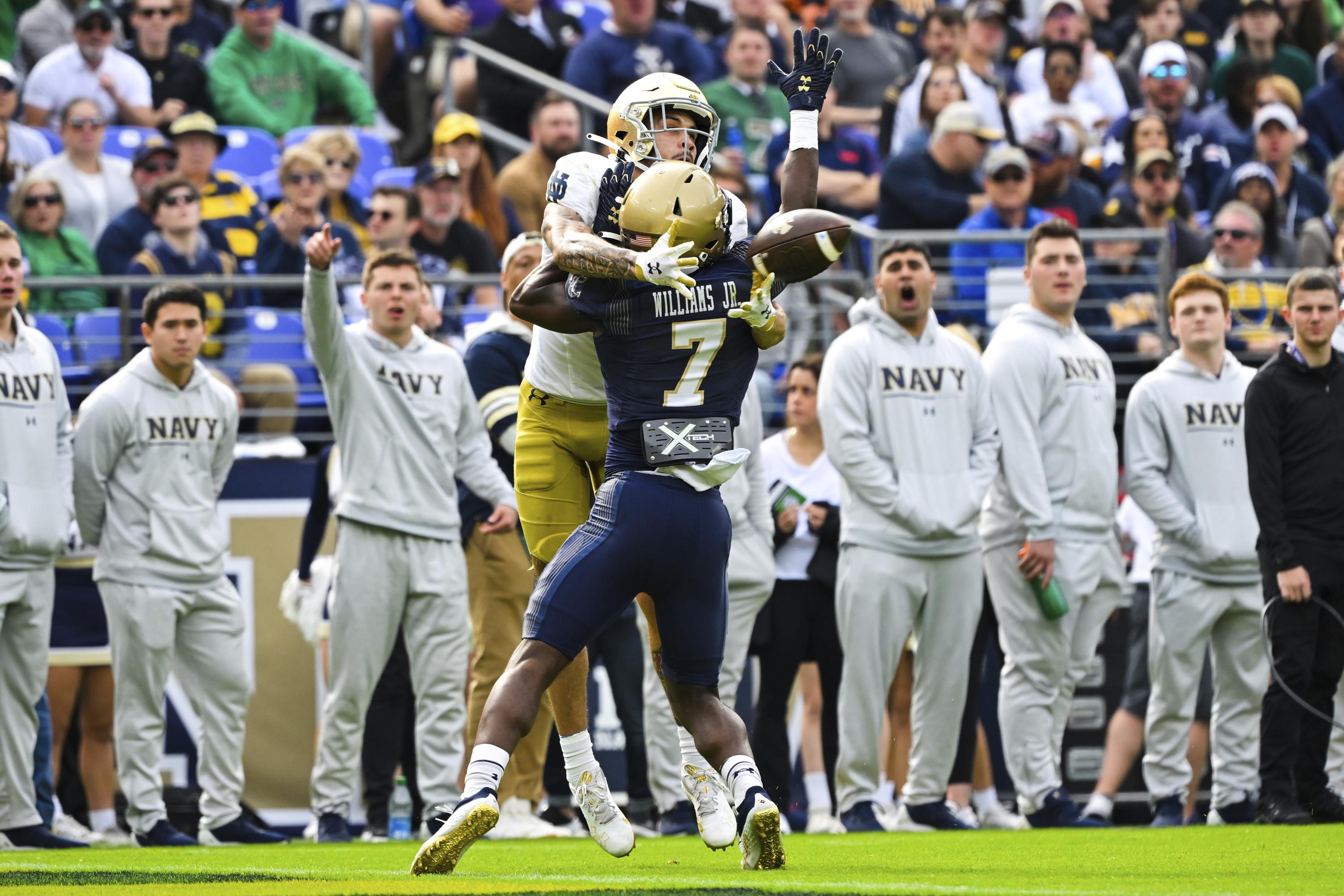 Lenzy makes super catch as No. 20 Notre Dame tops Navy 35-32 | AP News