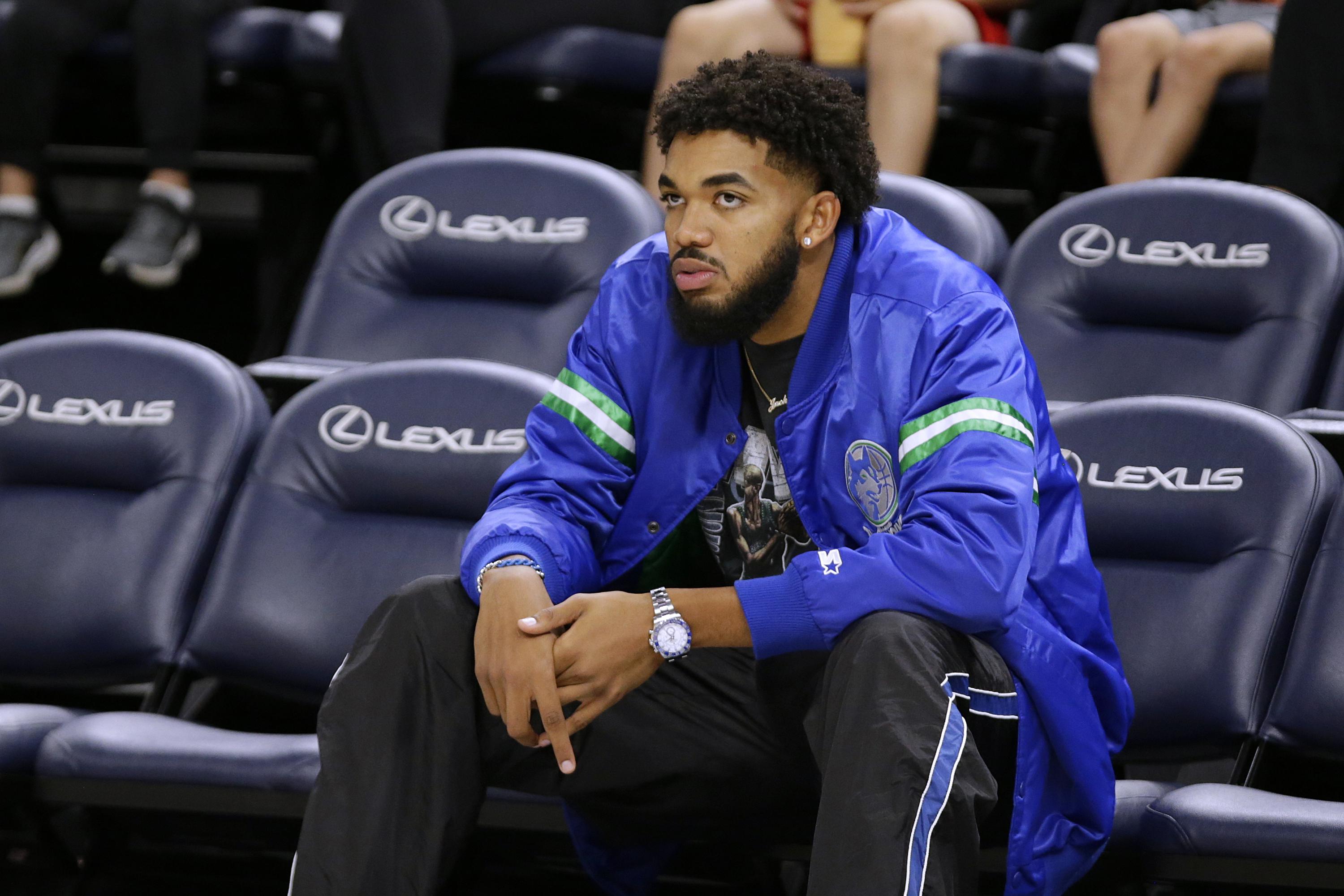 Towns se presenta a entrenar con Timberwolves tras dolencia | AP News
