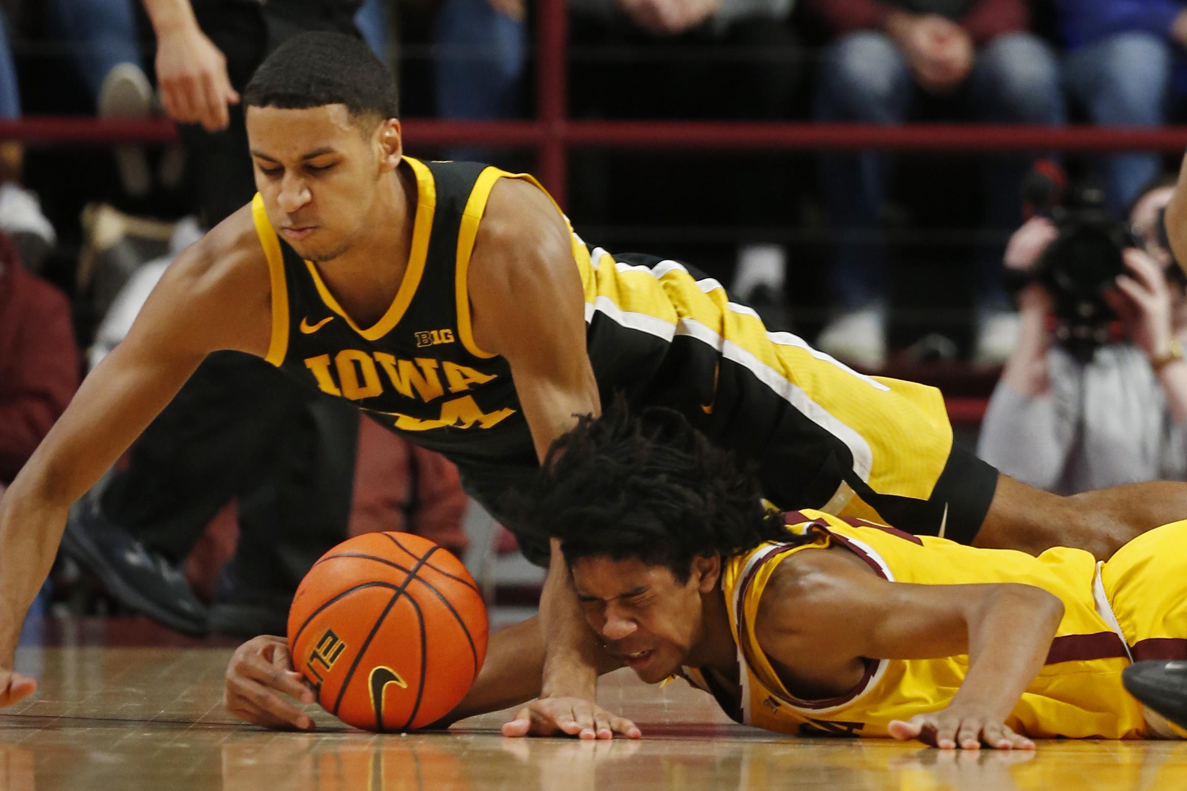 Murray scores 28 with 14 boards; Iowa beats Minnesota 68-56 | AP News