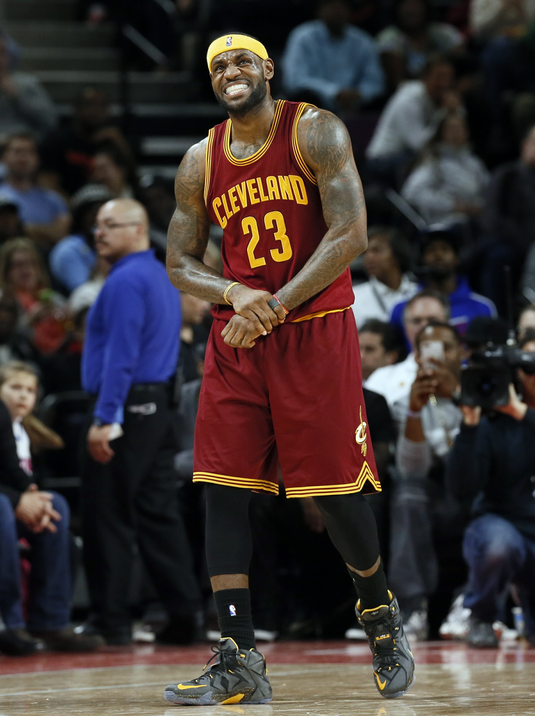 LeBron sitting out with sprained right wrist | AP News
