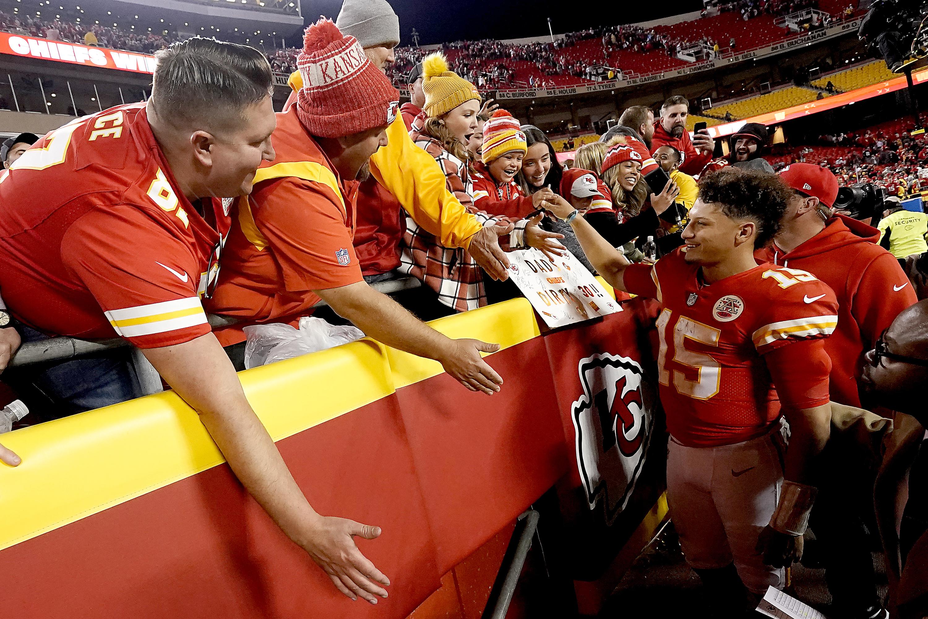 Chiefs marvel at Mahomes yet realize he can't do it alone | AP News