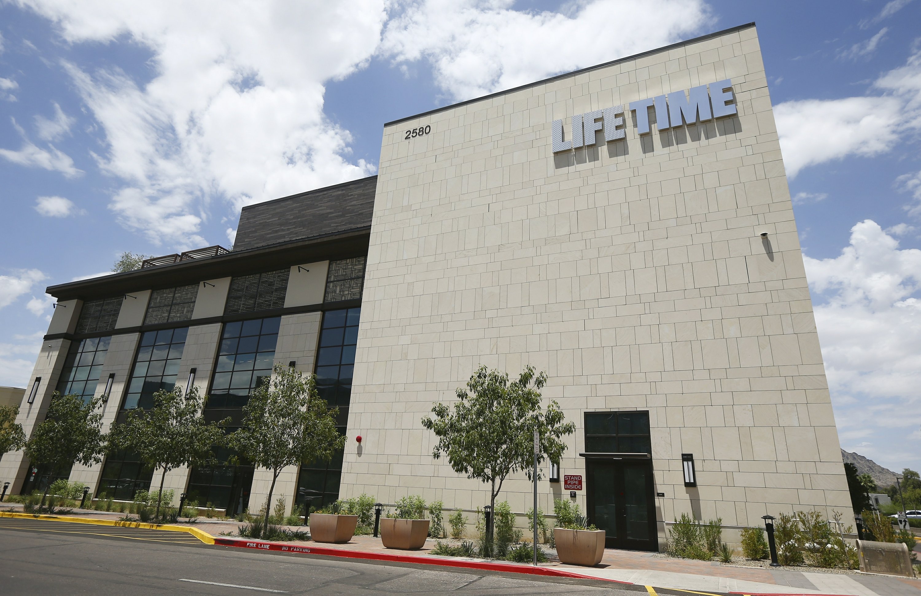 2 dozen health clubs disobey Arizona’s gym closure order | AP News