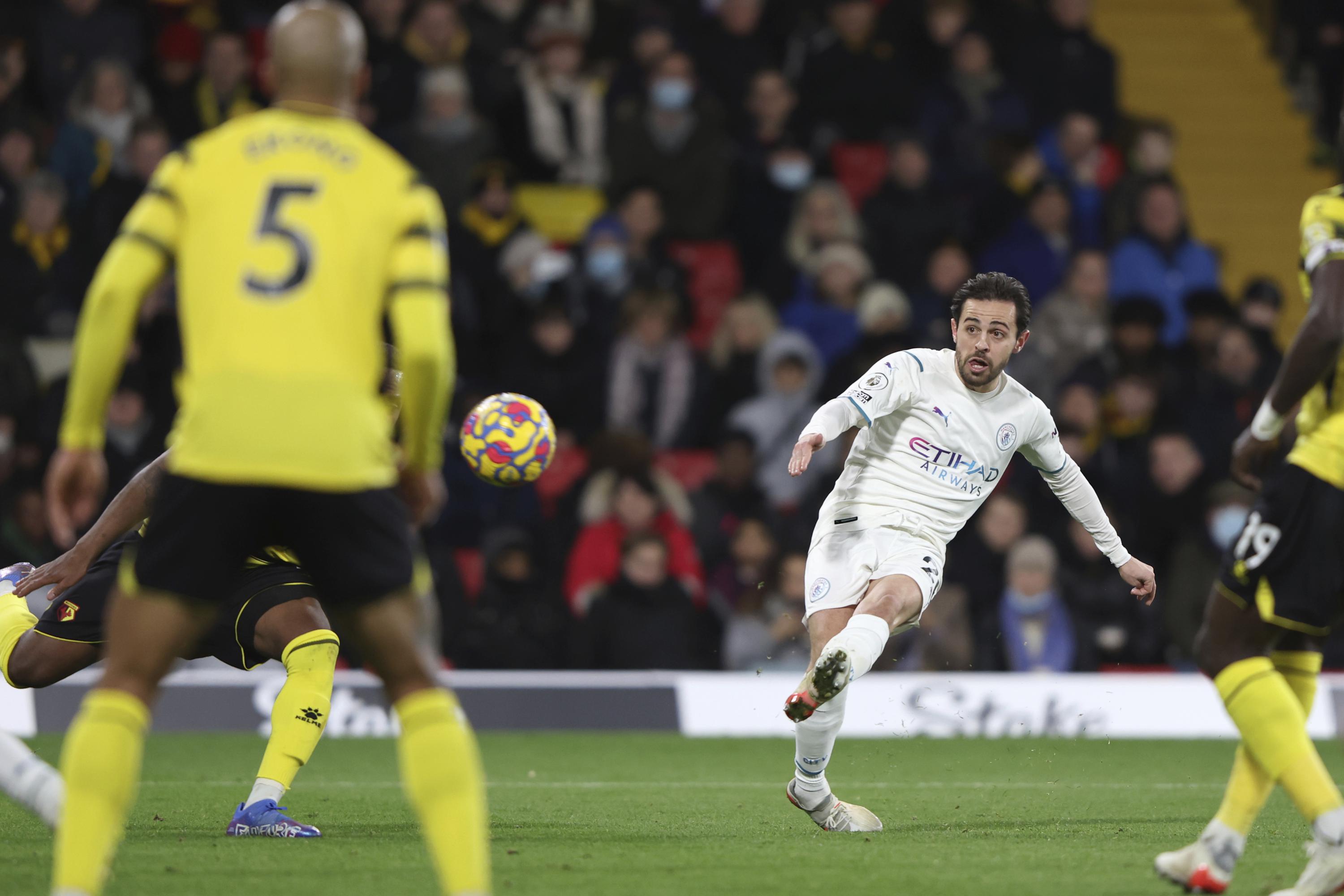 Con doblete de Silva, City toma cima de Liga Premier | AP News