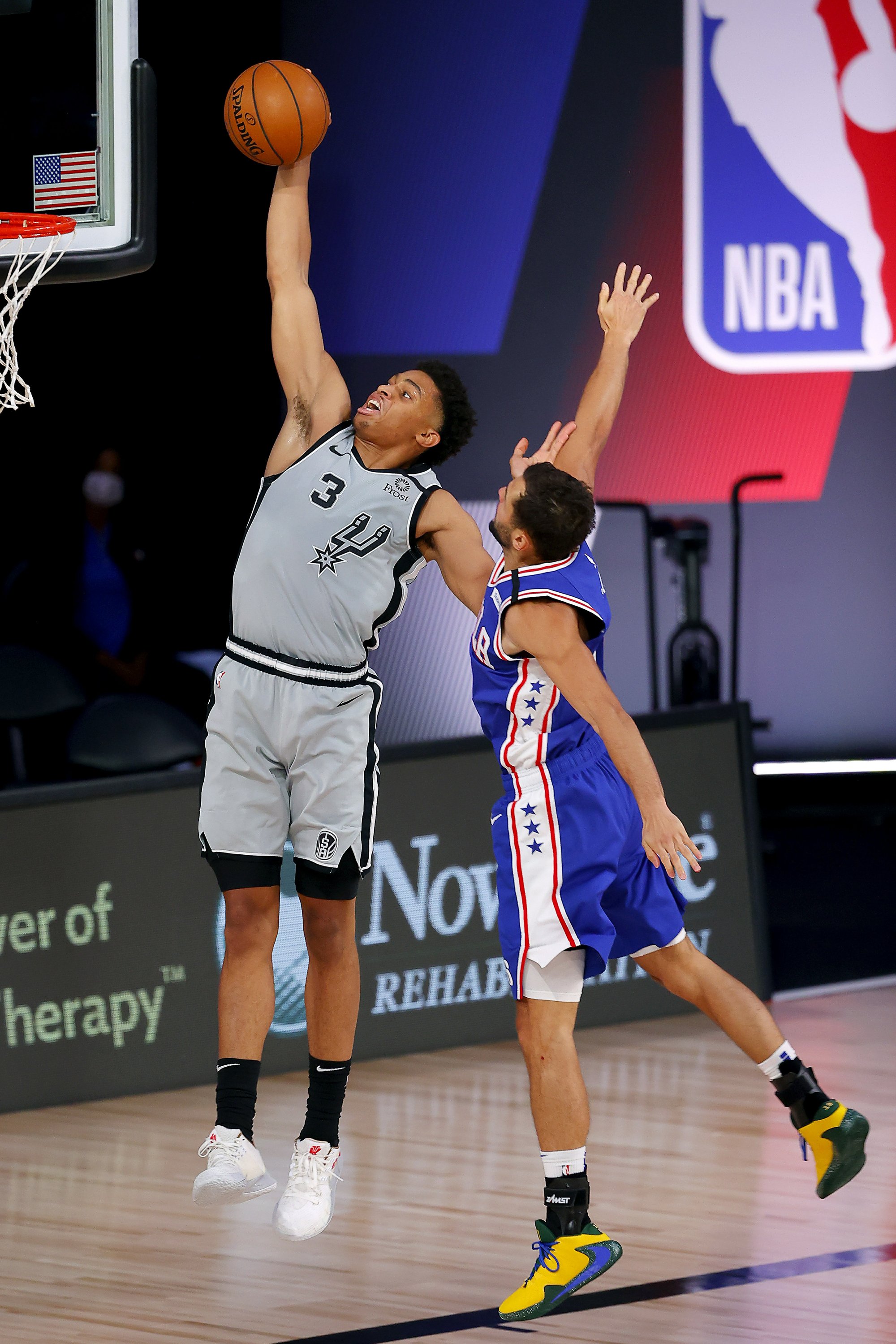 Triple de Milton le da triunfo a 76ers de 132-130 ante Spurs | AP News