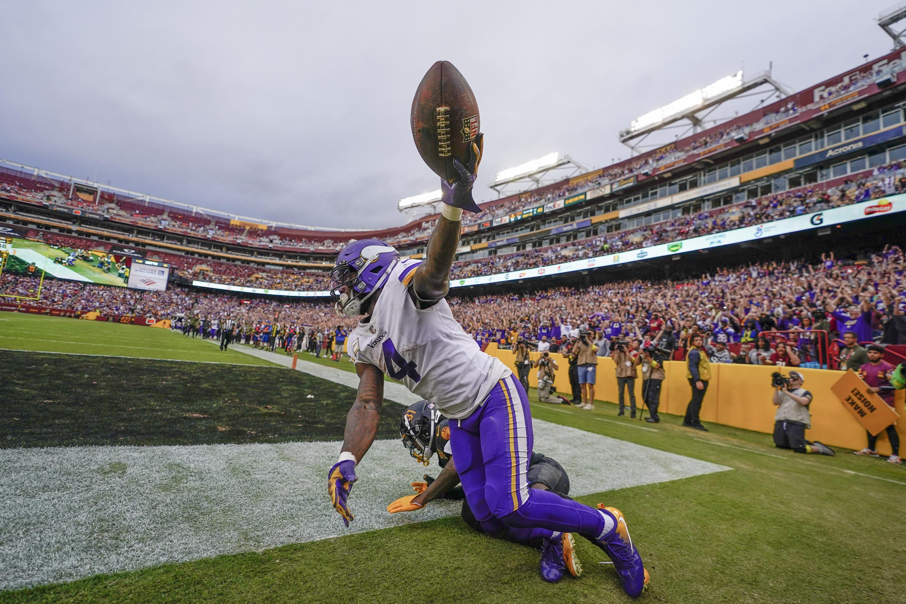 Vikings come back to beat Commanders for 6th consecutive win | AP News