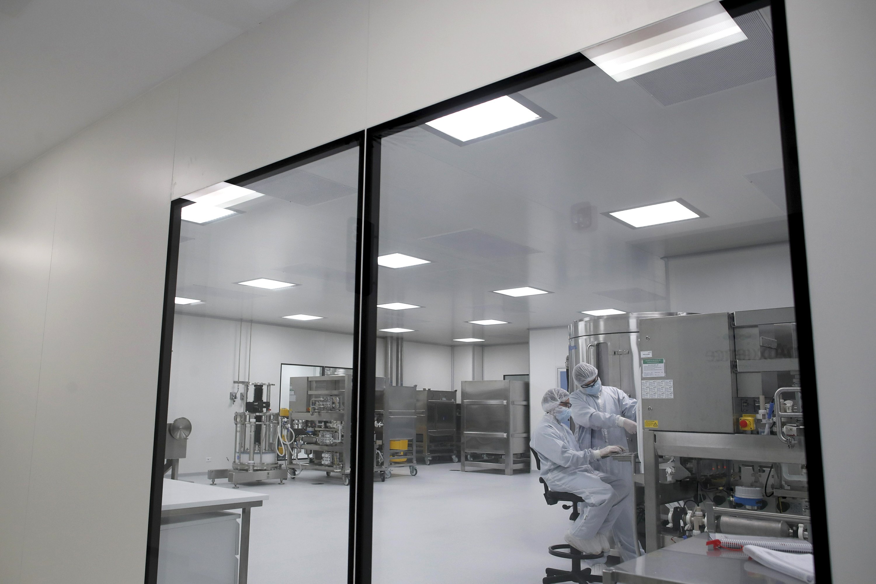 AstraZeneca pausa pruebas de vacuna contra COVID-19 | AP News