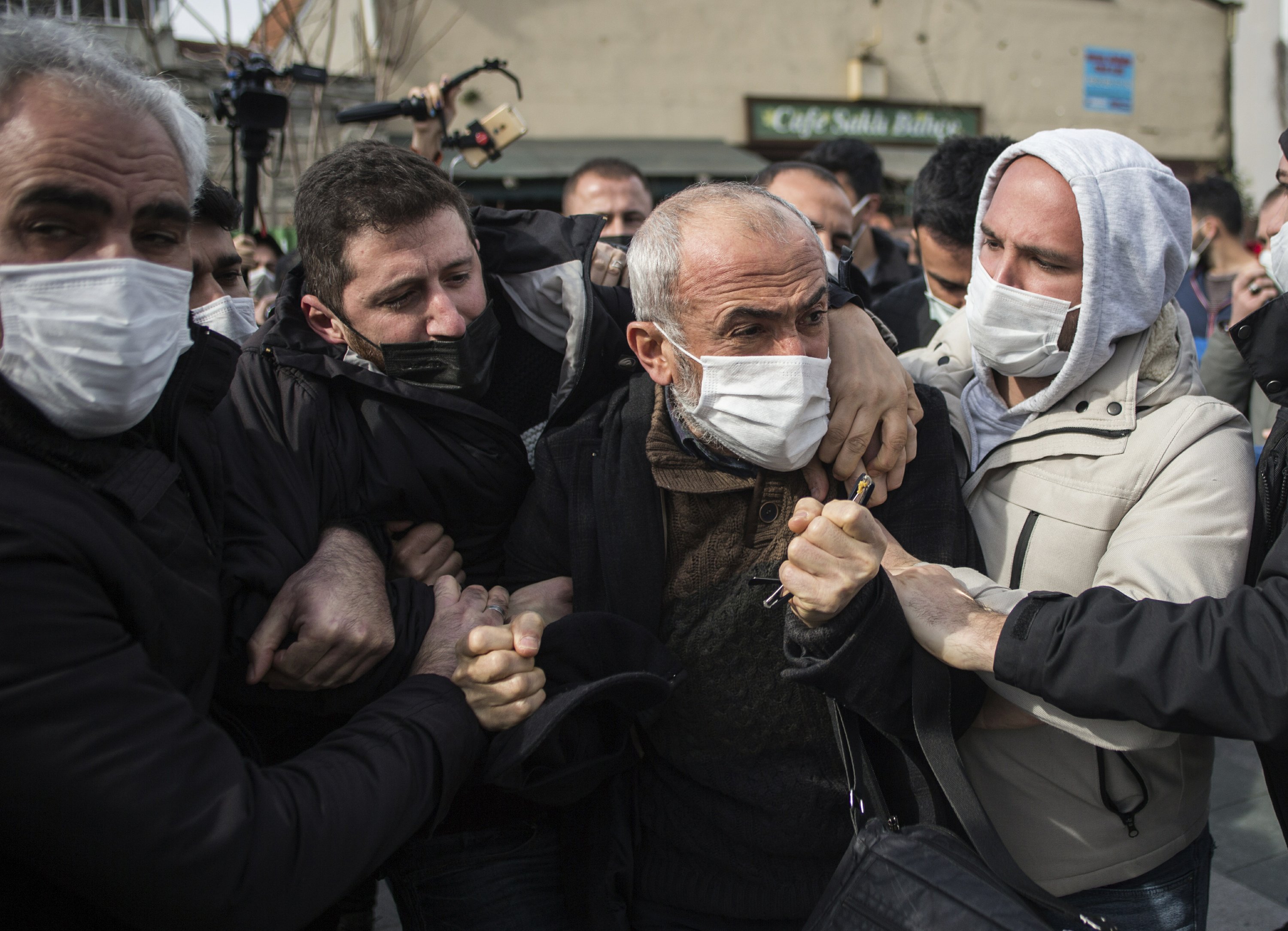 Turquía Arrestan A 9 Por Apoyar A Manifestantes Ap News