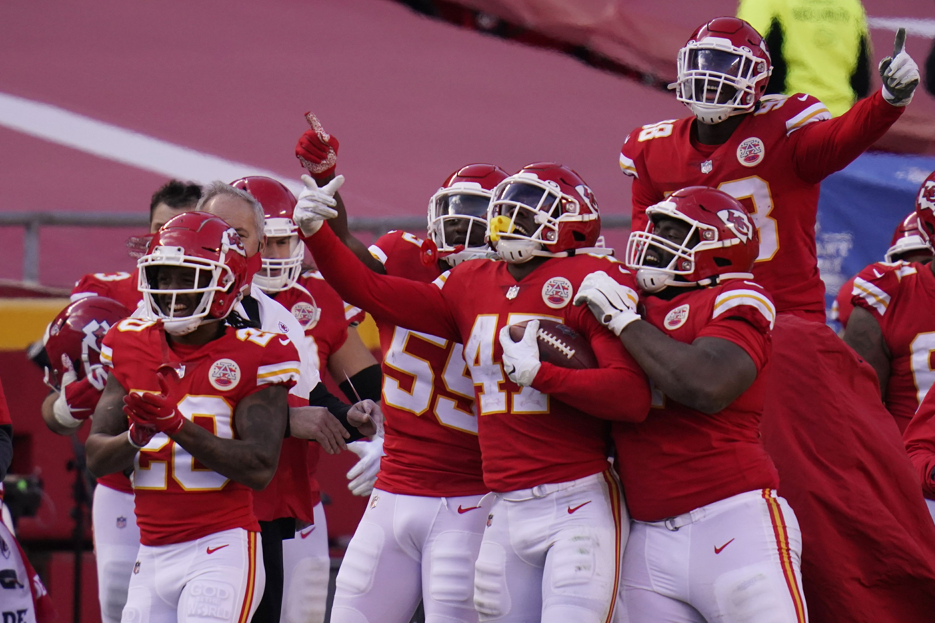 Chiefs vencen a Falcons y aseguran cima de AFC para playoffs | AP News