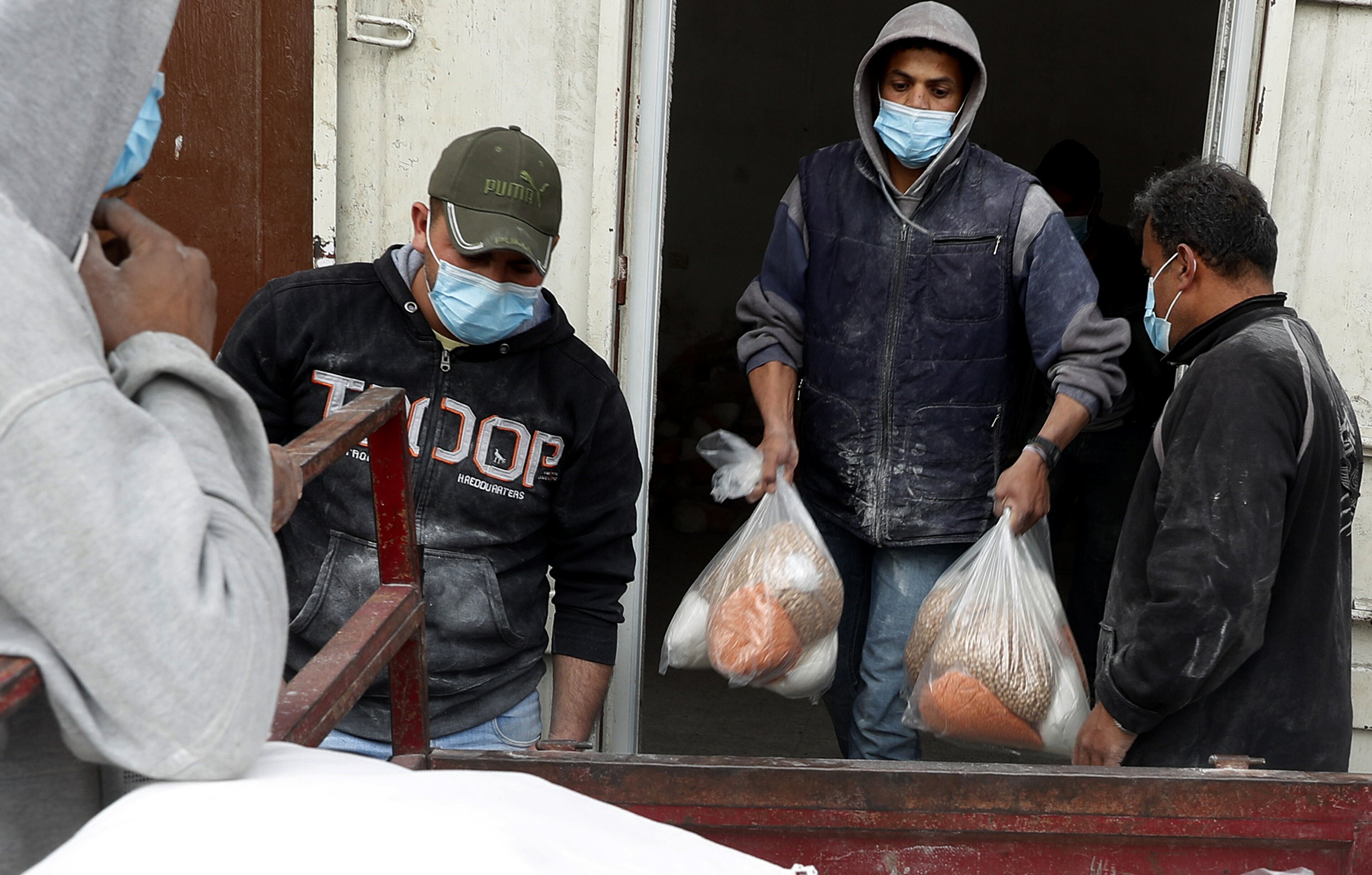 UN begins home food drops for Gaza's needy to stem virus | AP News