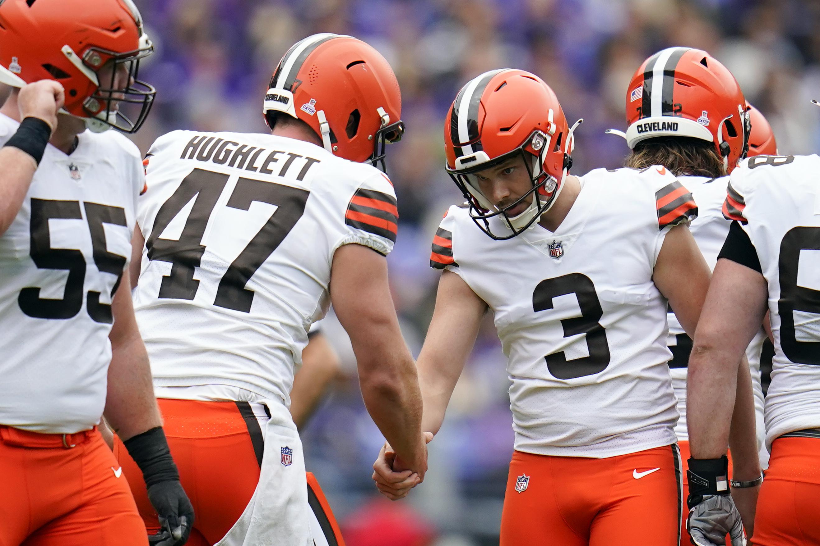 Browns sign long snapper Hughlett to 4-year extension | AP News