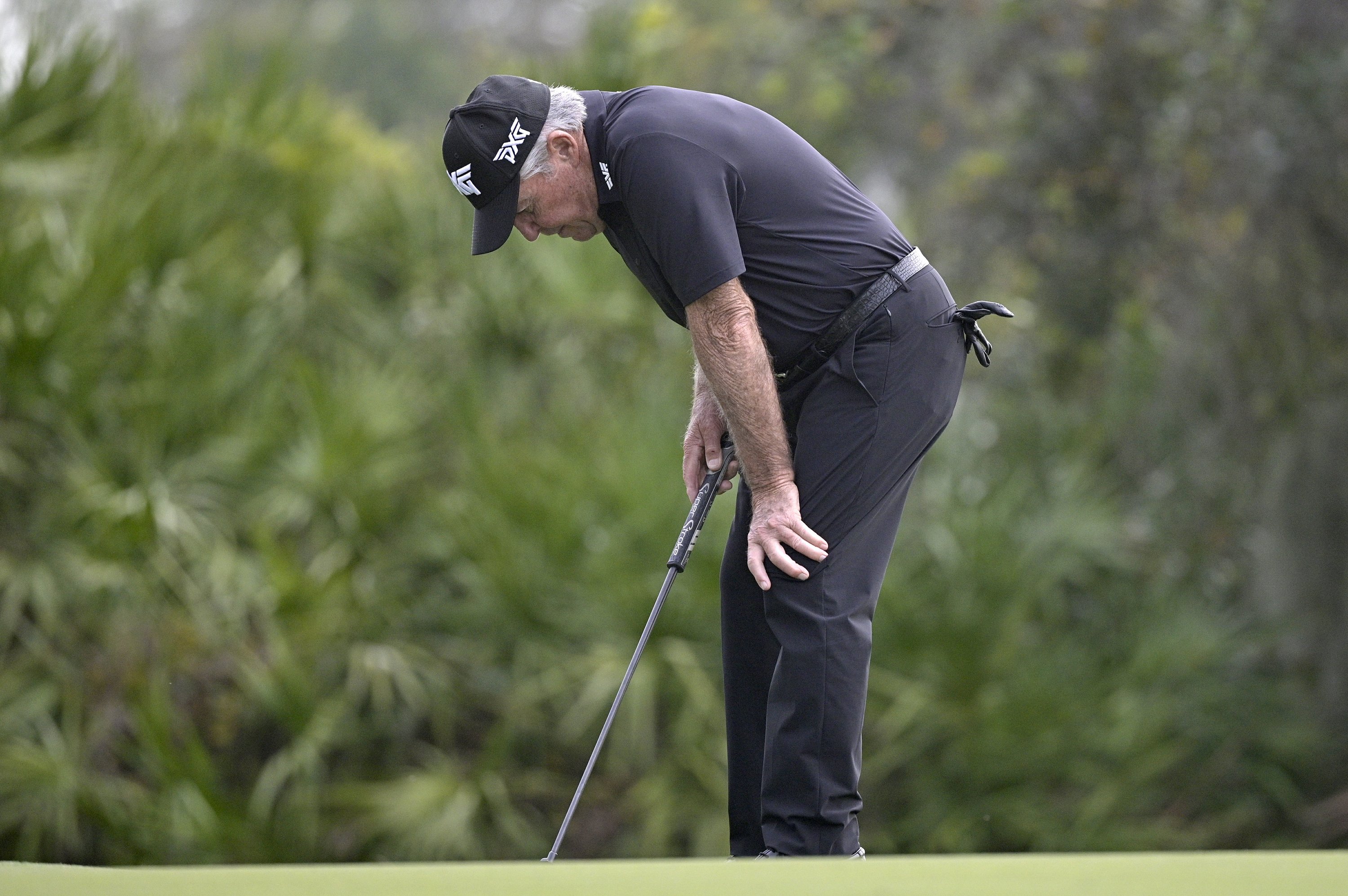 Trump honors golfing greats with award in private ceremony | AP News