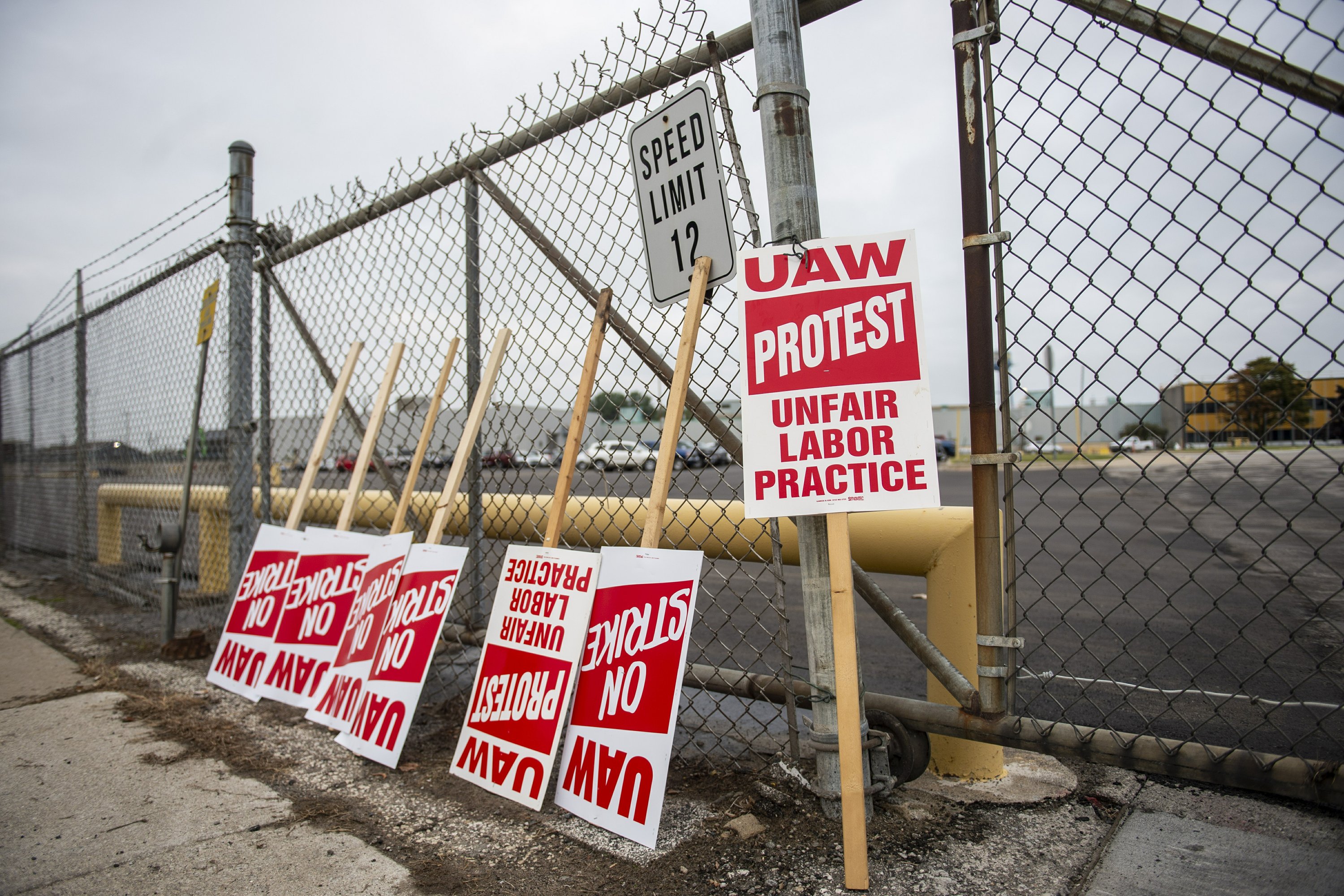 UAW strike puts Trump, GOP in political bind in key states | AP News