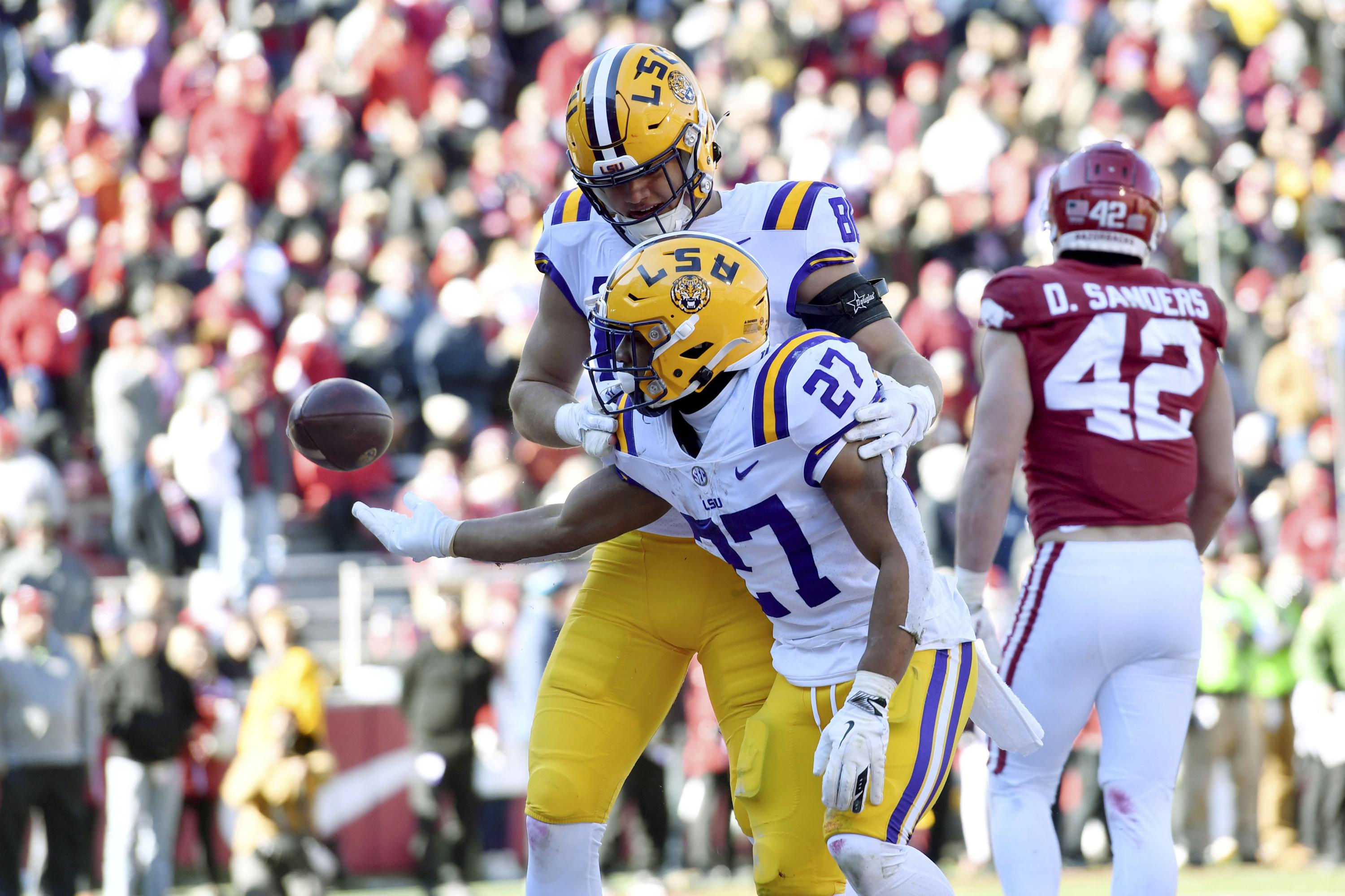 No. 7 LSU's defense secures 13-10 road win over Arkansas | AP News