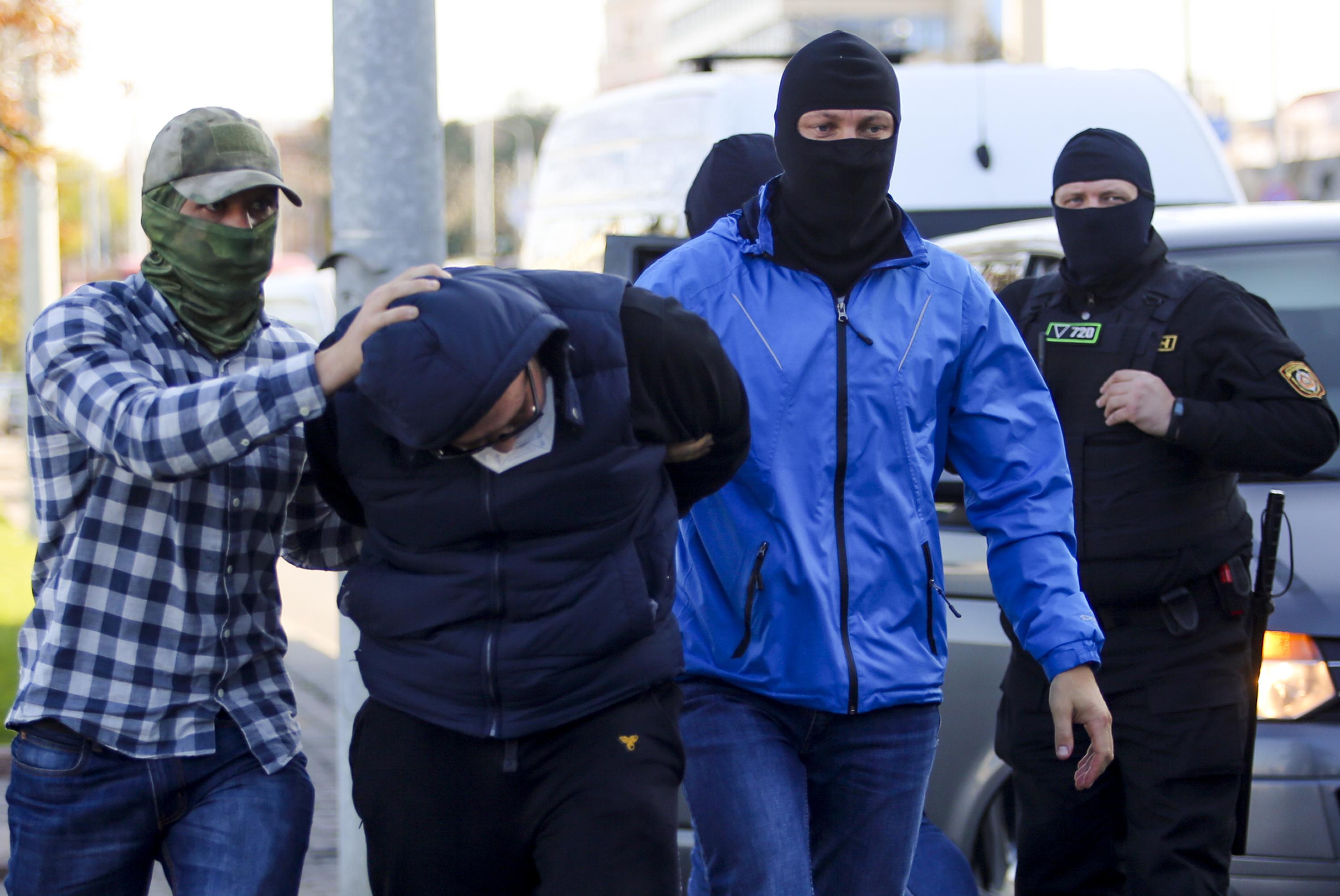 Police detain over 400 during Sunday protests in Belarus | AP News