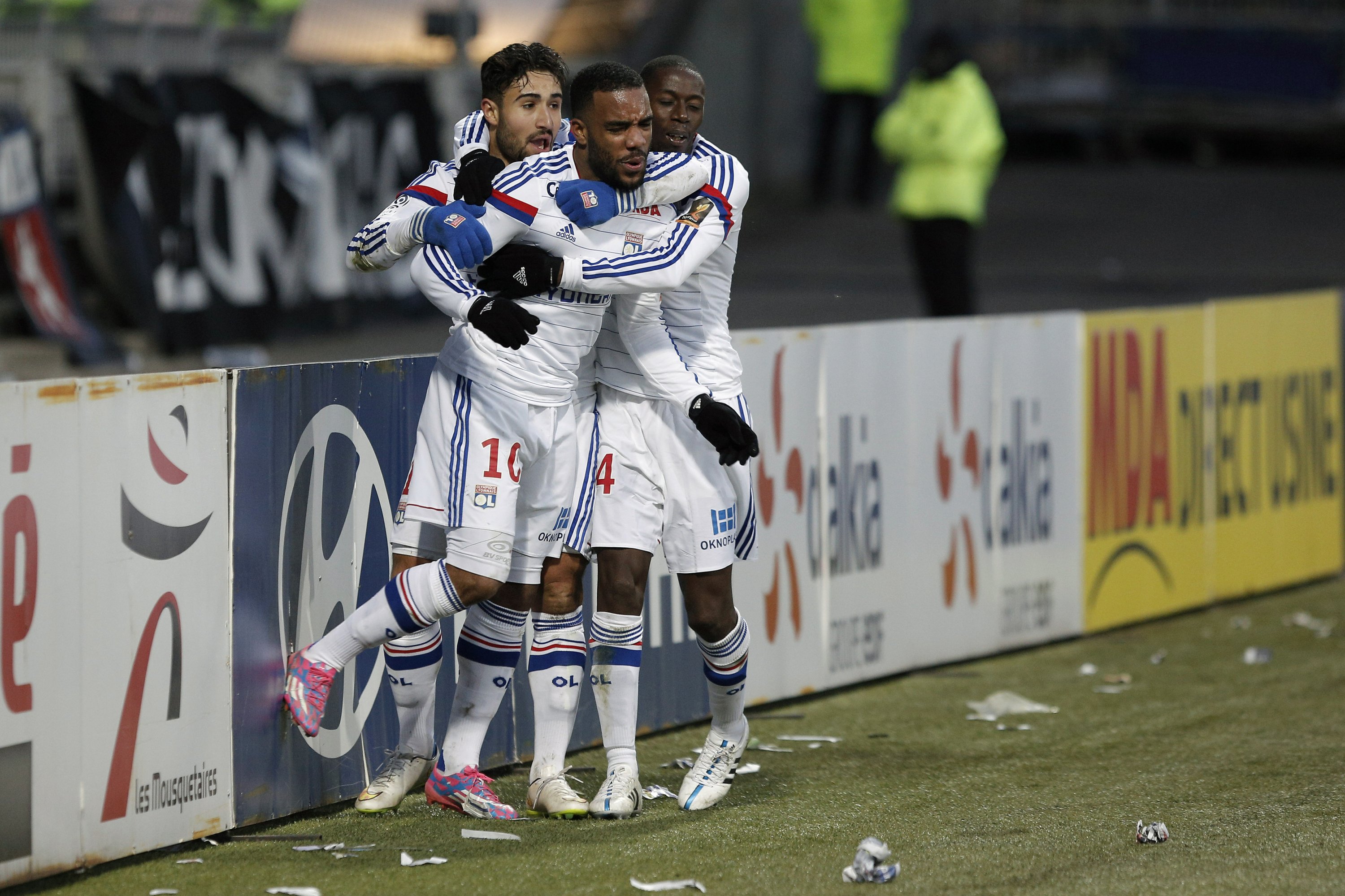 Lyon recupera la punta en Francia al vencer a Nantes | AP News