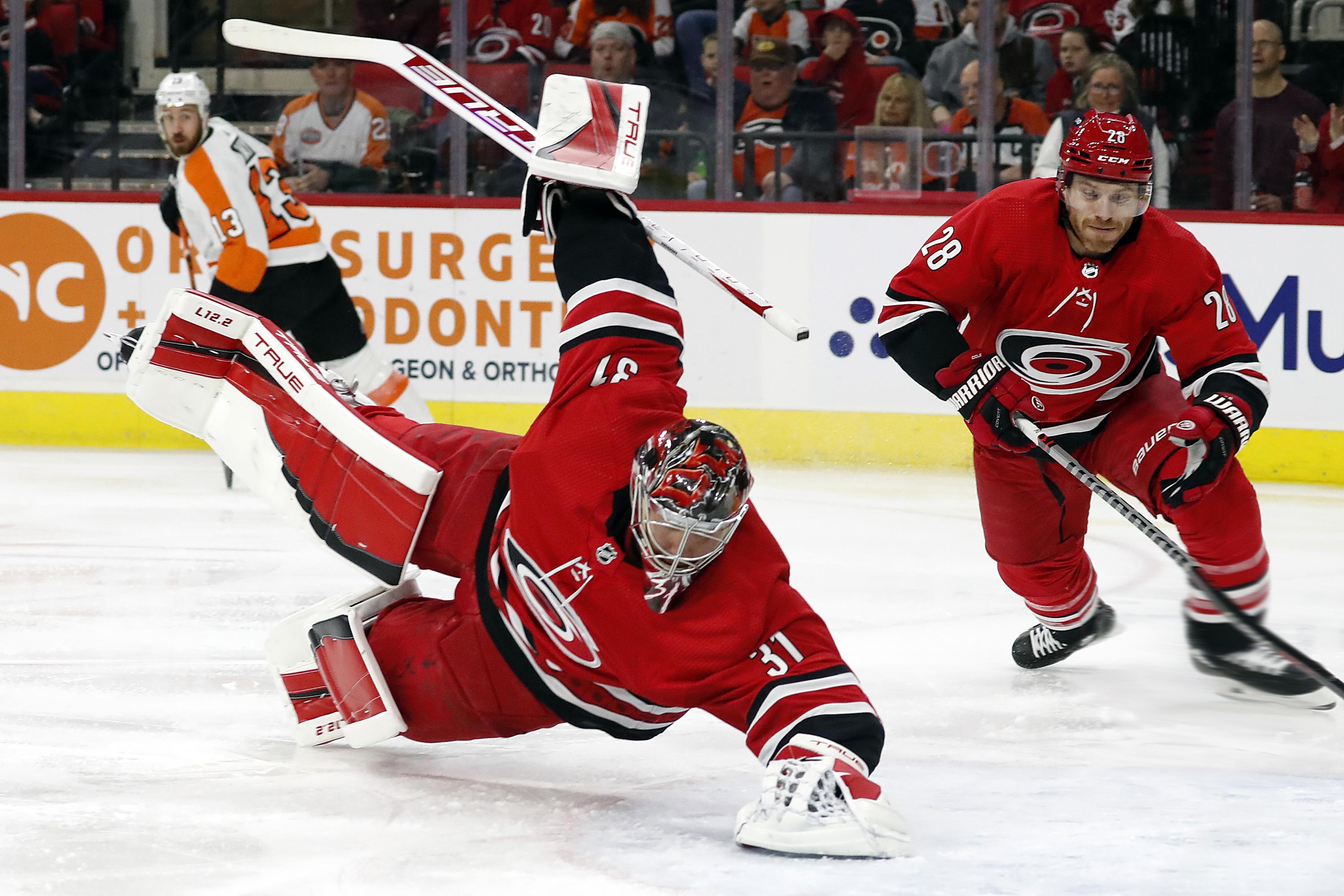 Martinook breaks tie late in 3rd, Hurricanes top Flyers 3-1 | AP News