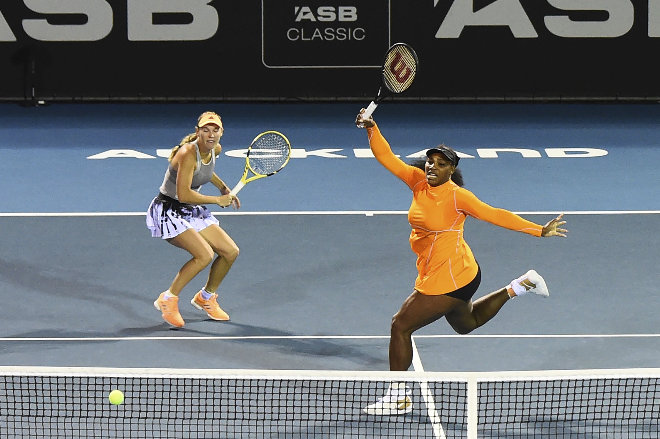 Williams y Wozniacki acceden a semis en Auckland | AP News