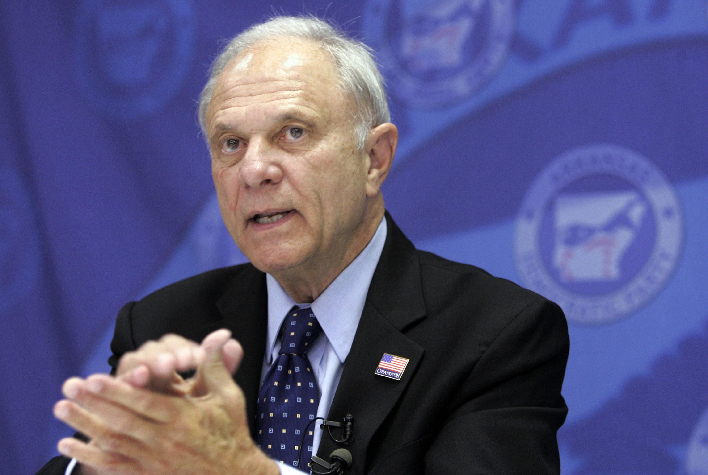 Former Arkansas Gov. David Pryor has hip surgery after fall | AP News