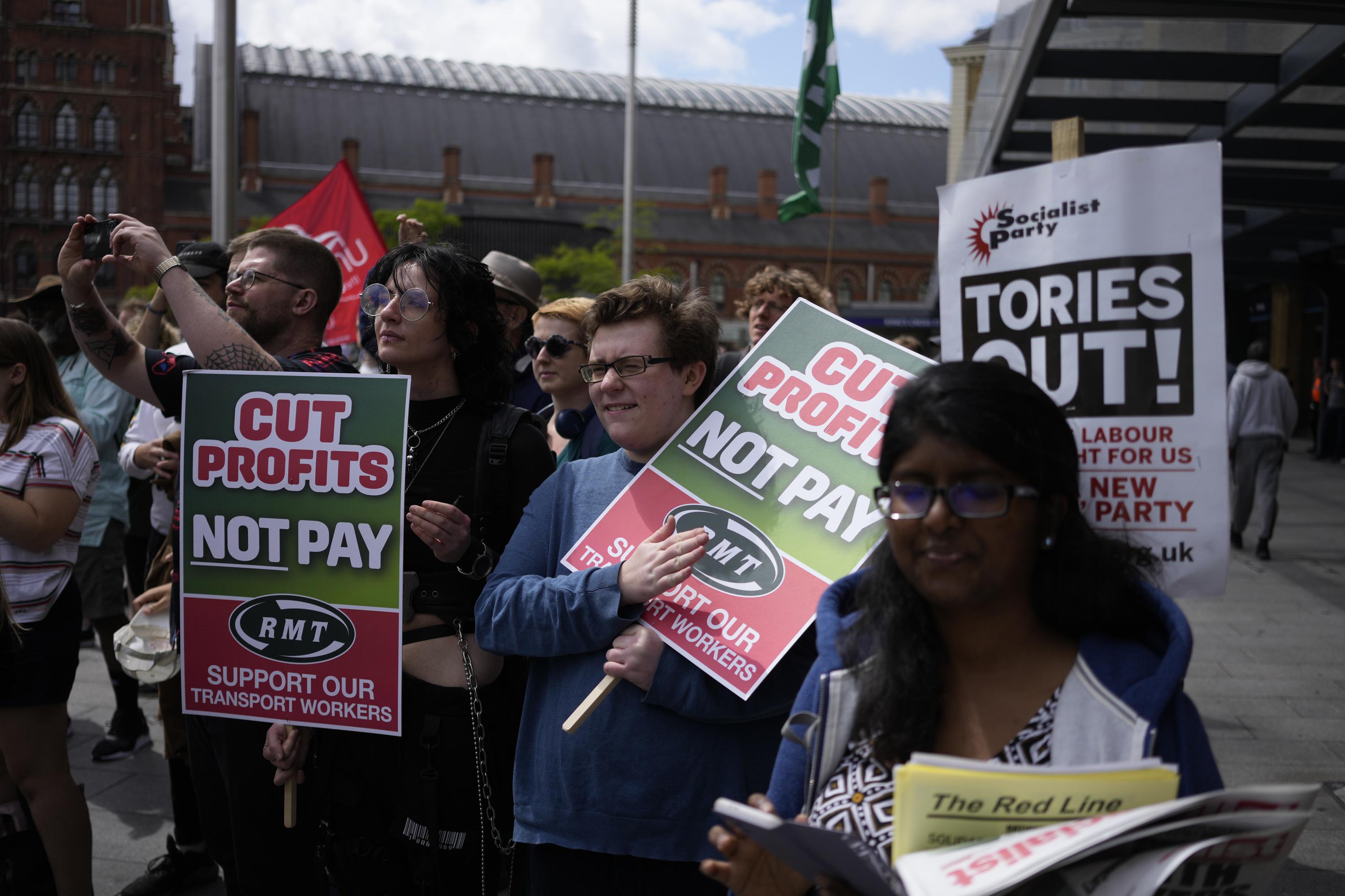 UK rail workers to strike again July 27 over pay dispute | AP News