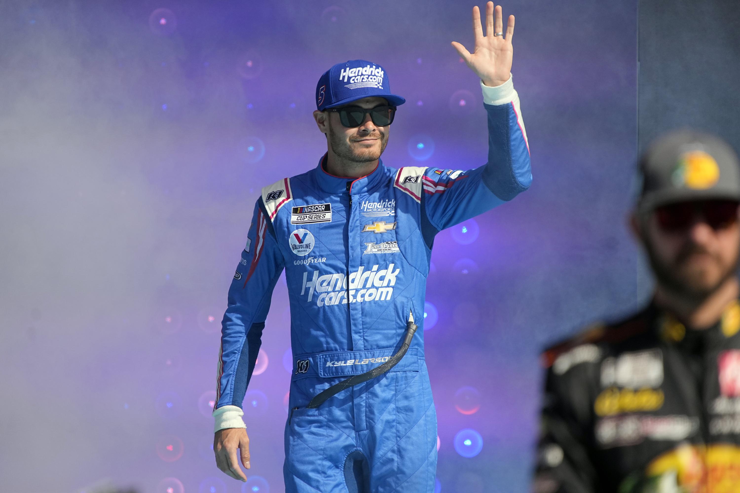 NASCAR: Larson corona la temporada con su 1er título | AP News