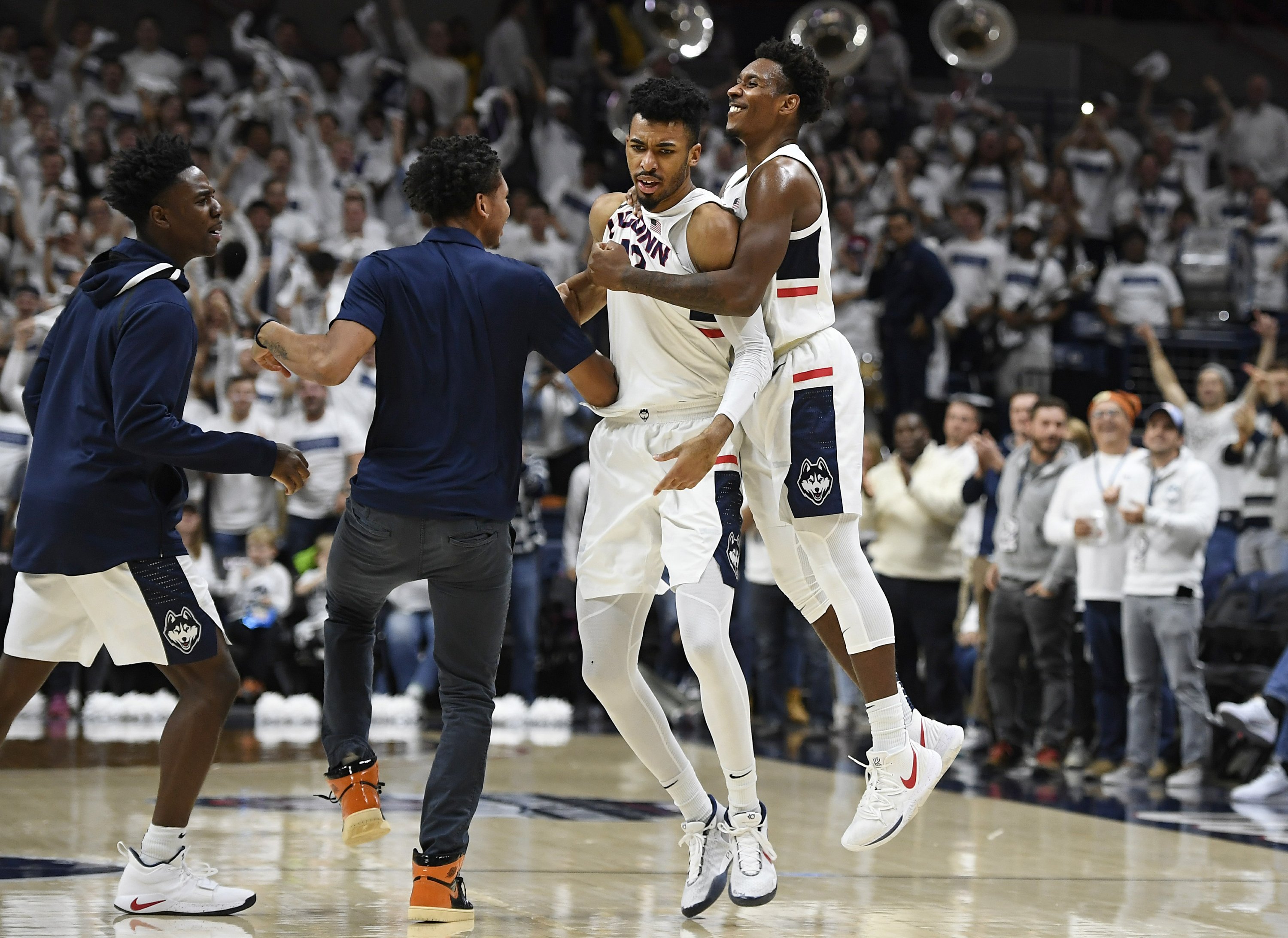 Vital makes key steal, UConn upsets No. 15 Florida 62-59 | AP News