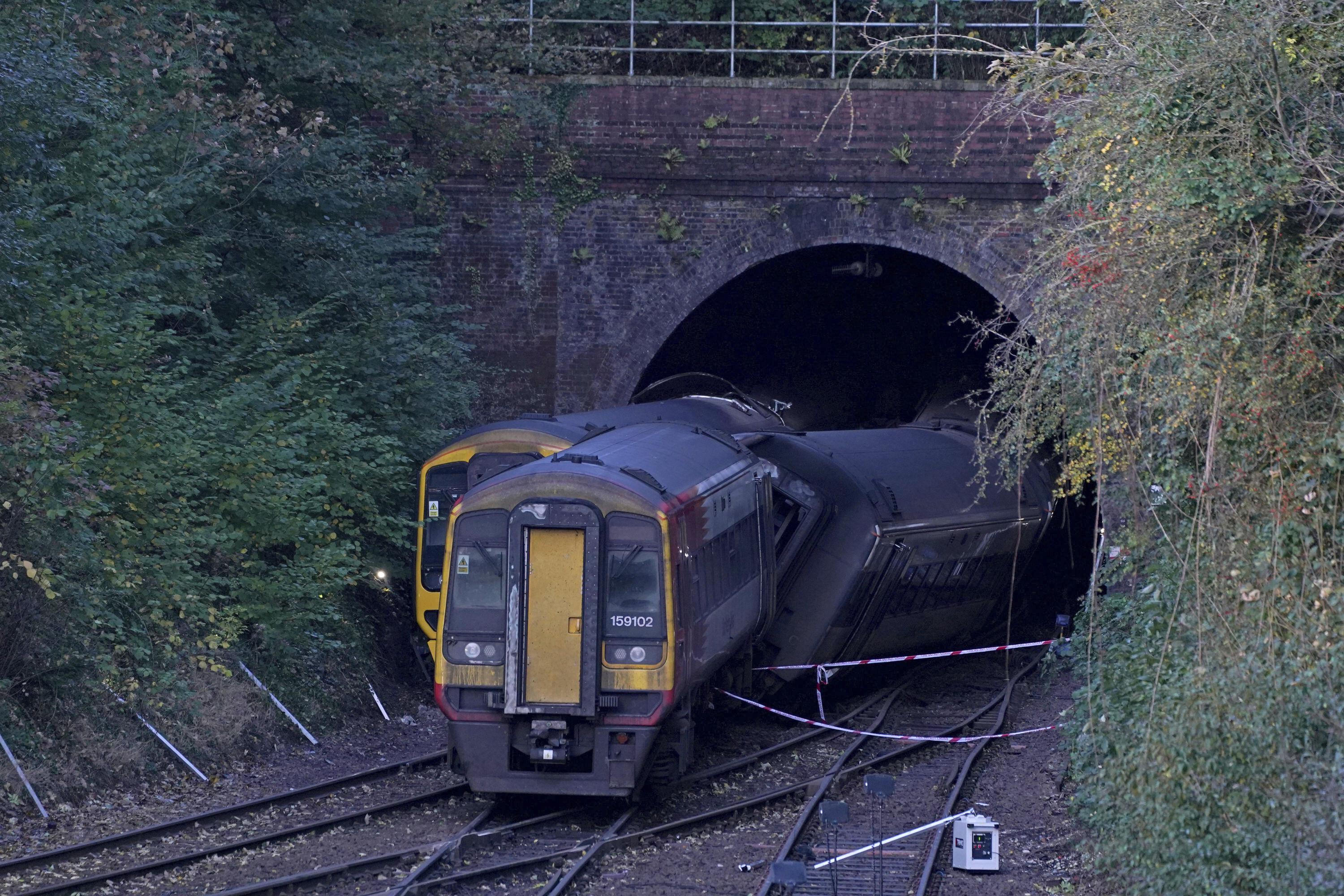 14 hurt after 2 passenger trains crash in southern England | AP News