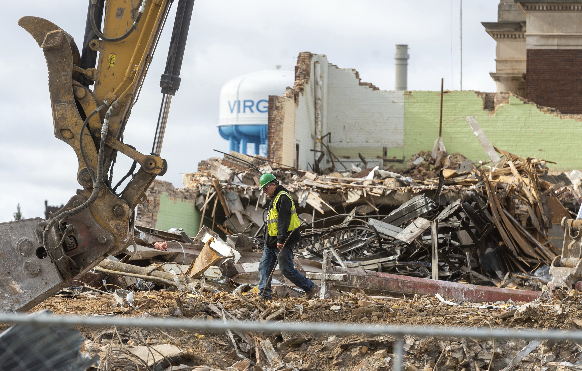 Wall falls in downtown Virginia causing gas leak, evacuation | AP News