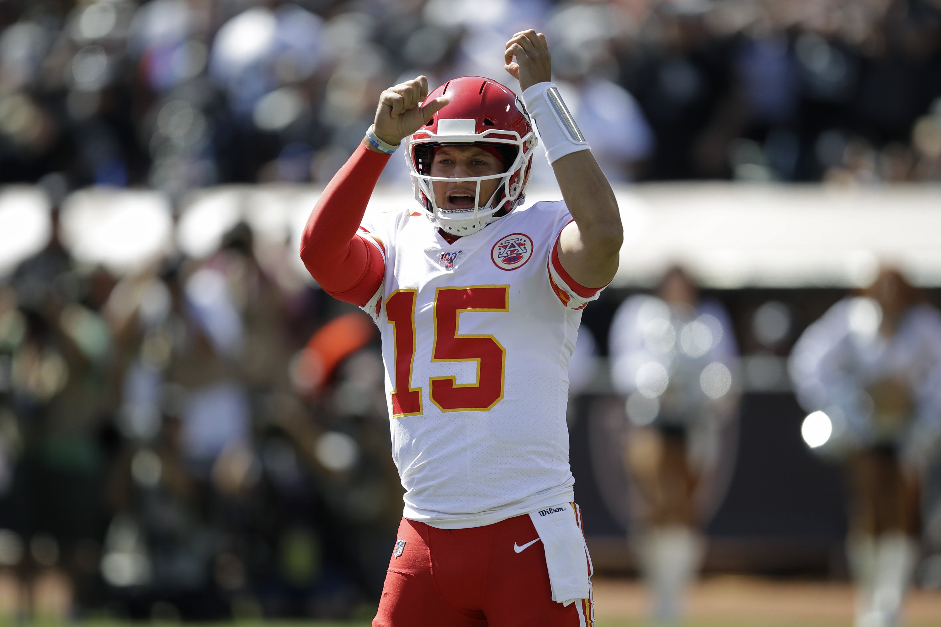 Mahomes lanza 4 TDs en el 2do cuarto del triunfo de Chiefs | AP News