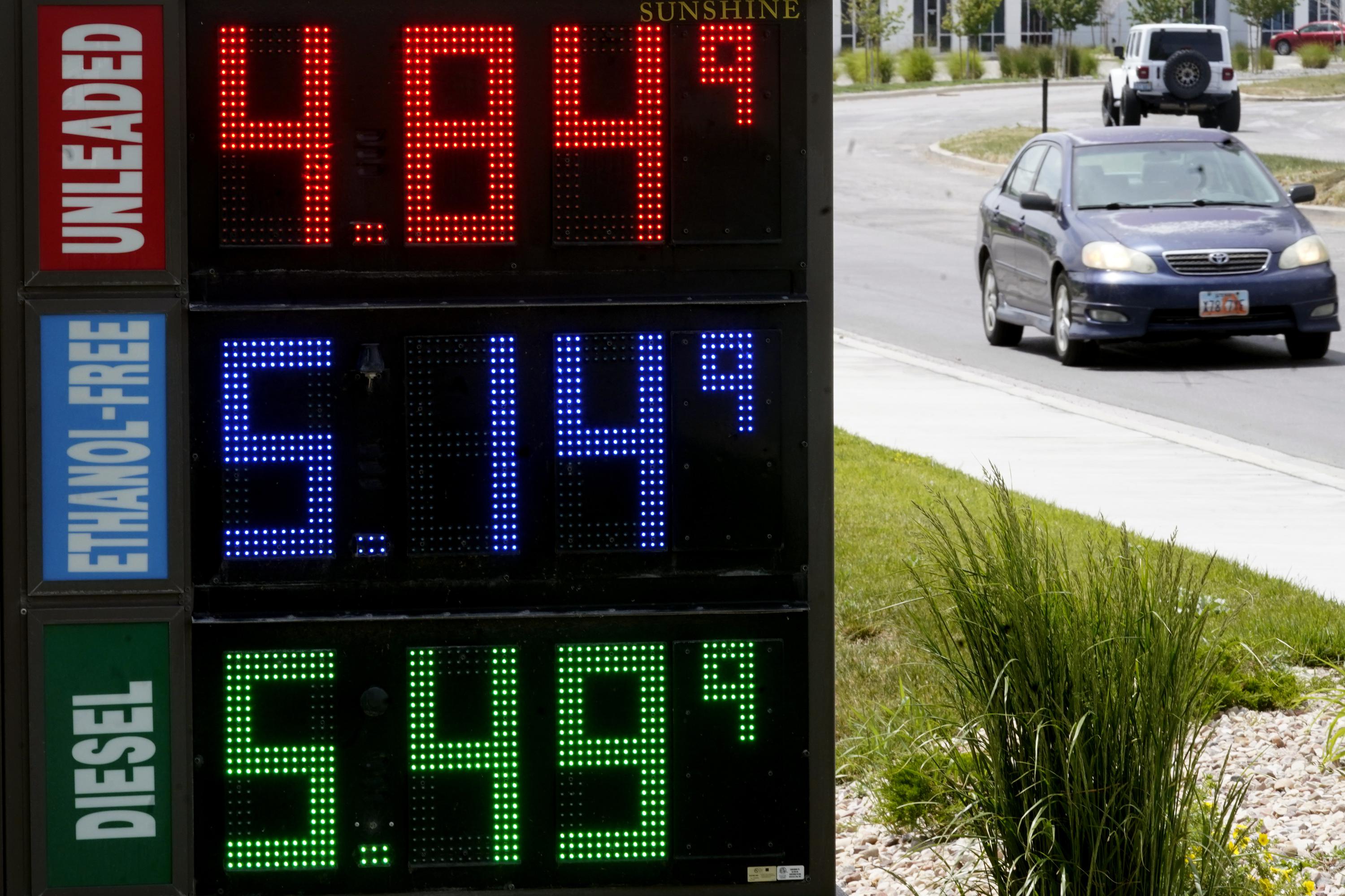 Average US gasoline price falls 19 cents to $4.86 per gallon | AP News
