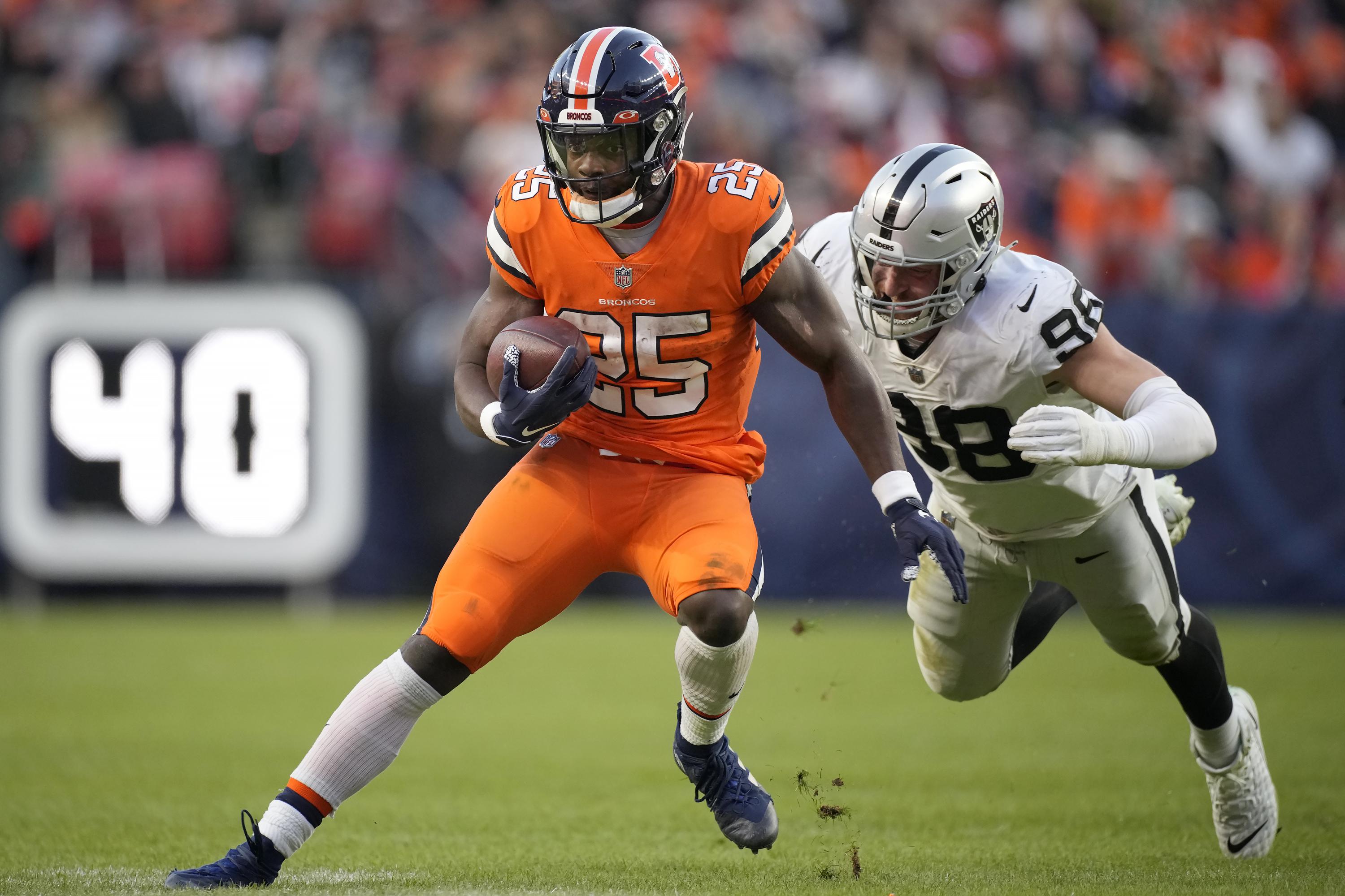 Broncos despiden a Gordon tras otro costoso balón suelto | AP News