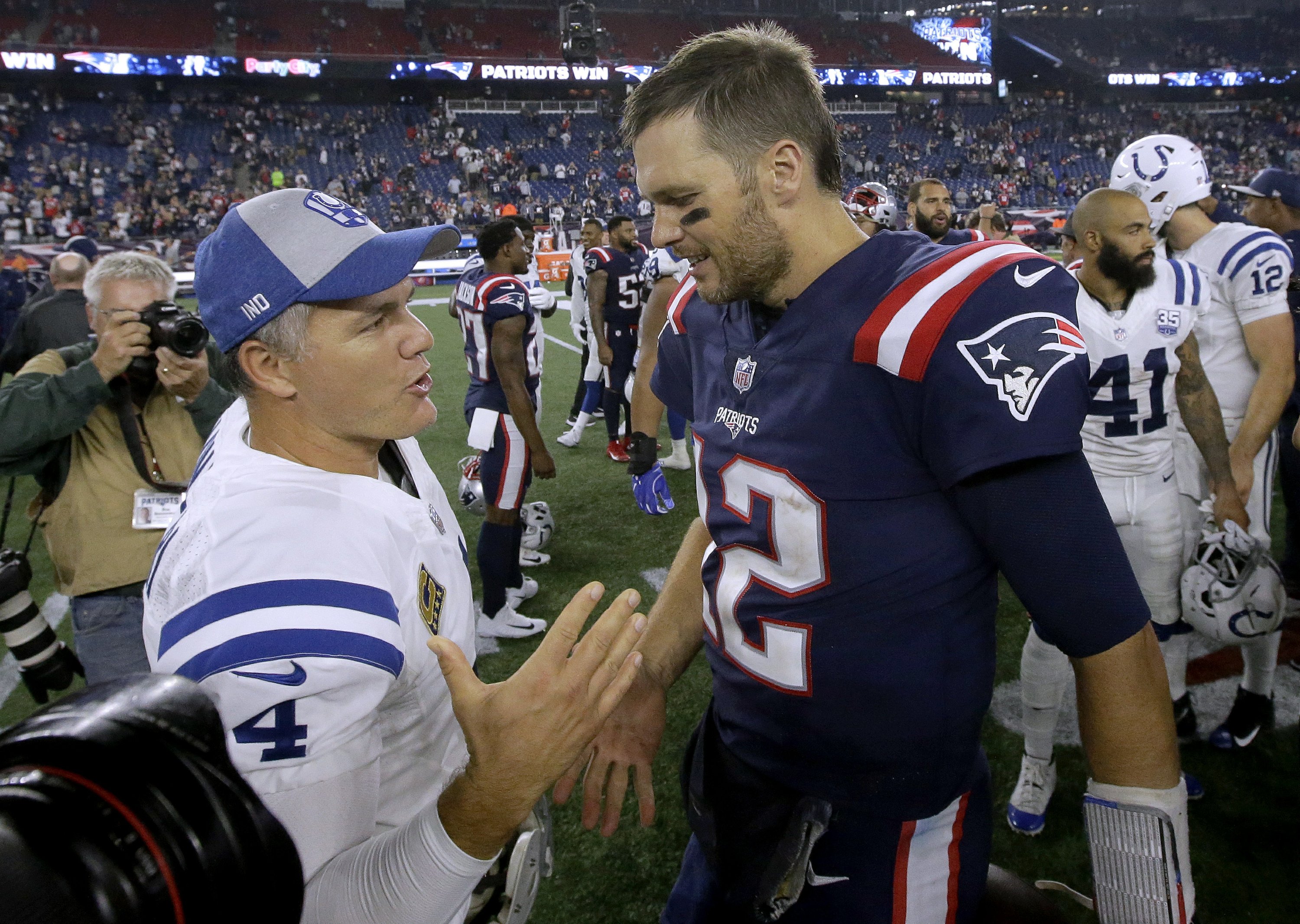 Es posible jugar siendo viejo en NFL, con sacrificios | AP News